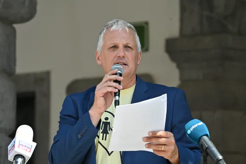 Primčeva koalicija vložila podpise za referendum o umetni oploditvi