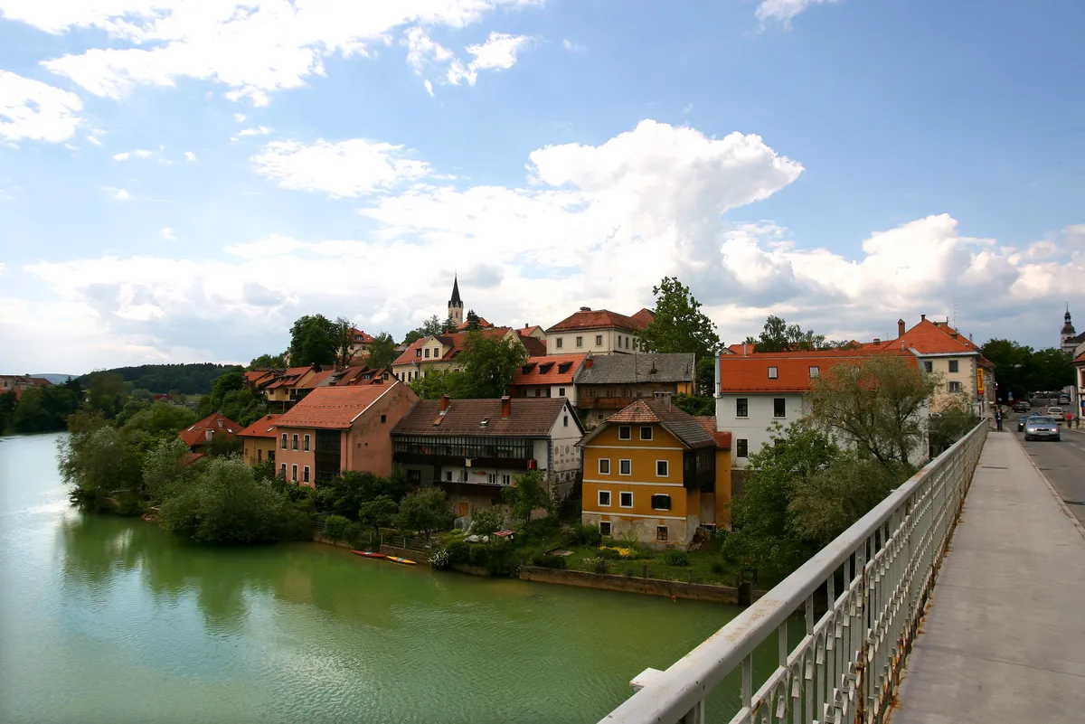 Na dvorišču zaslišal hrup, nato stopil iz hiše in prejel udarec