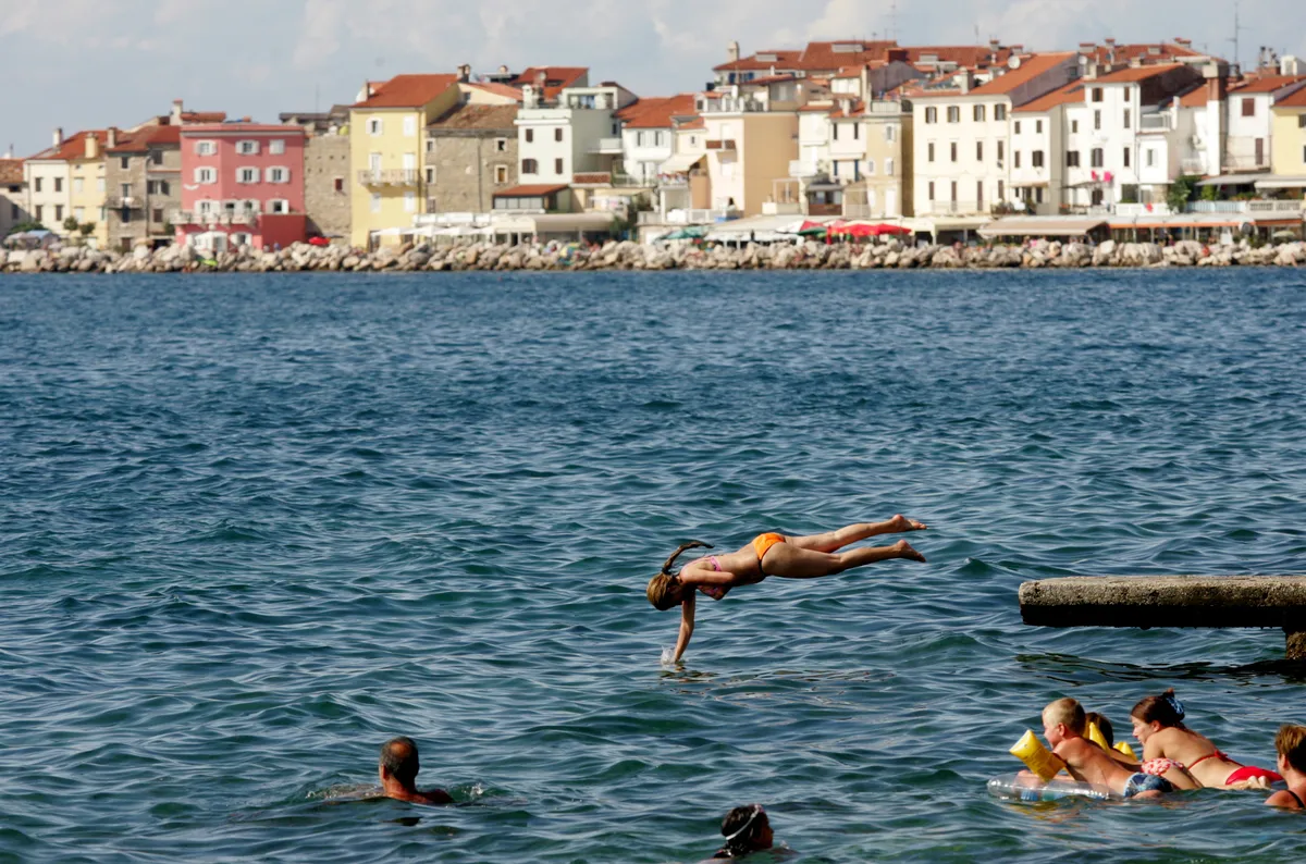 Slovensko morje letos bistveno hladnejše kot lani, večjih težav z ...
