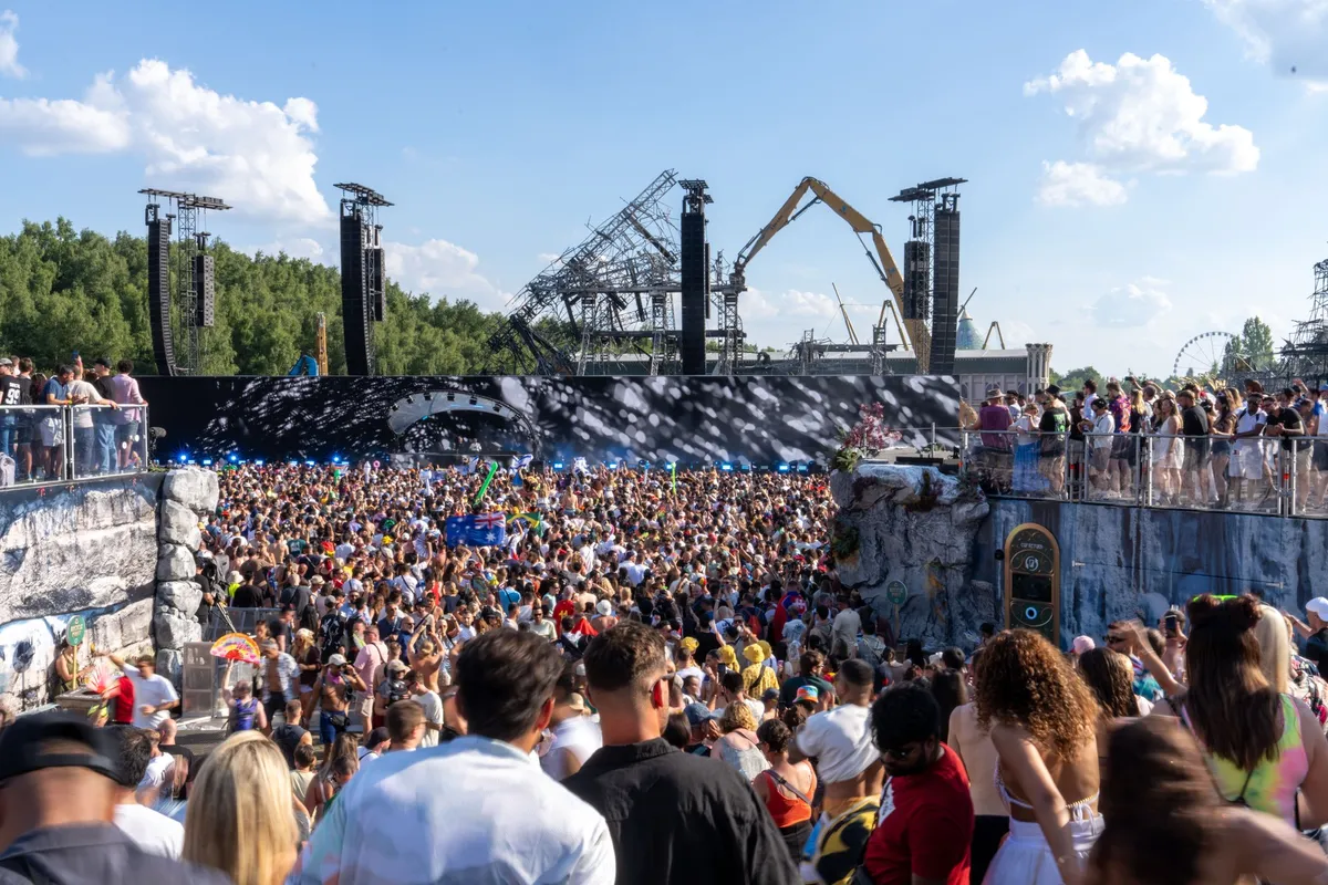 Belgijske oblasti preiskujejo smrt 35-letnice na festivalu Tomorrowland