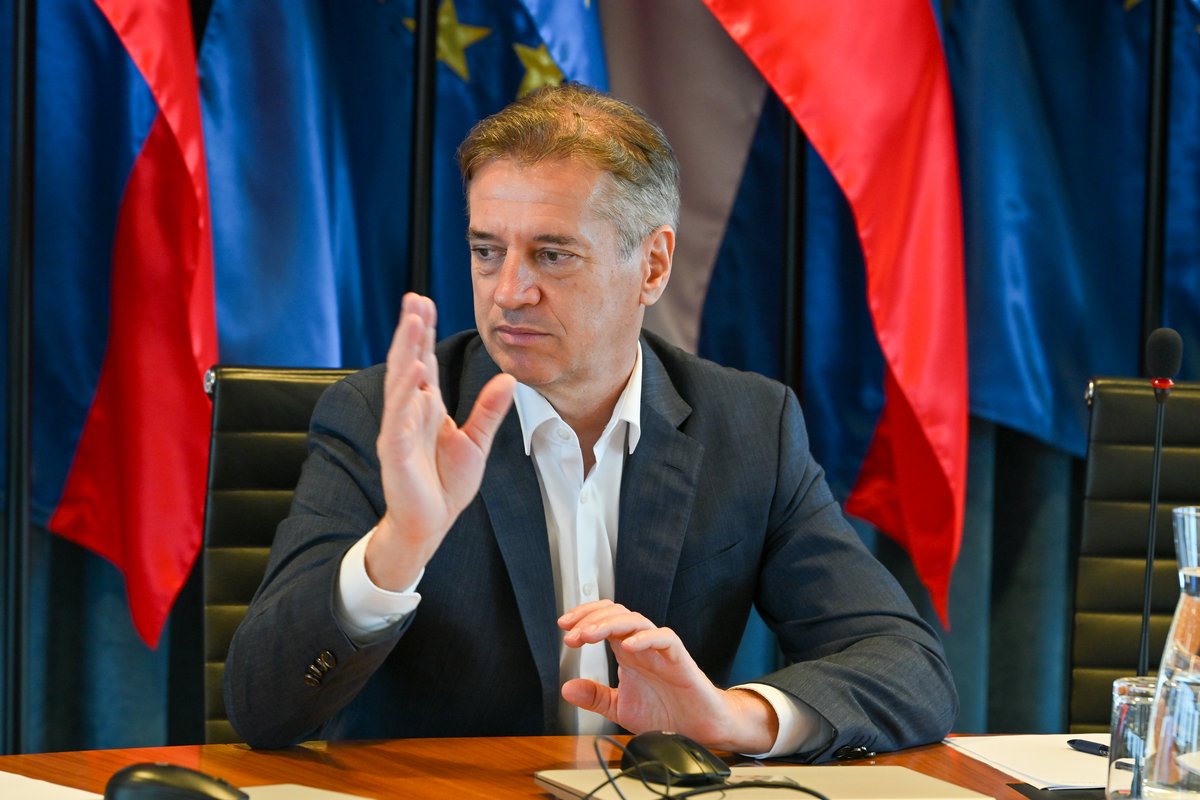 Nove obljube premierja Goloba: Obvezna božičnica in razbremenitve normirancev