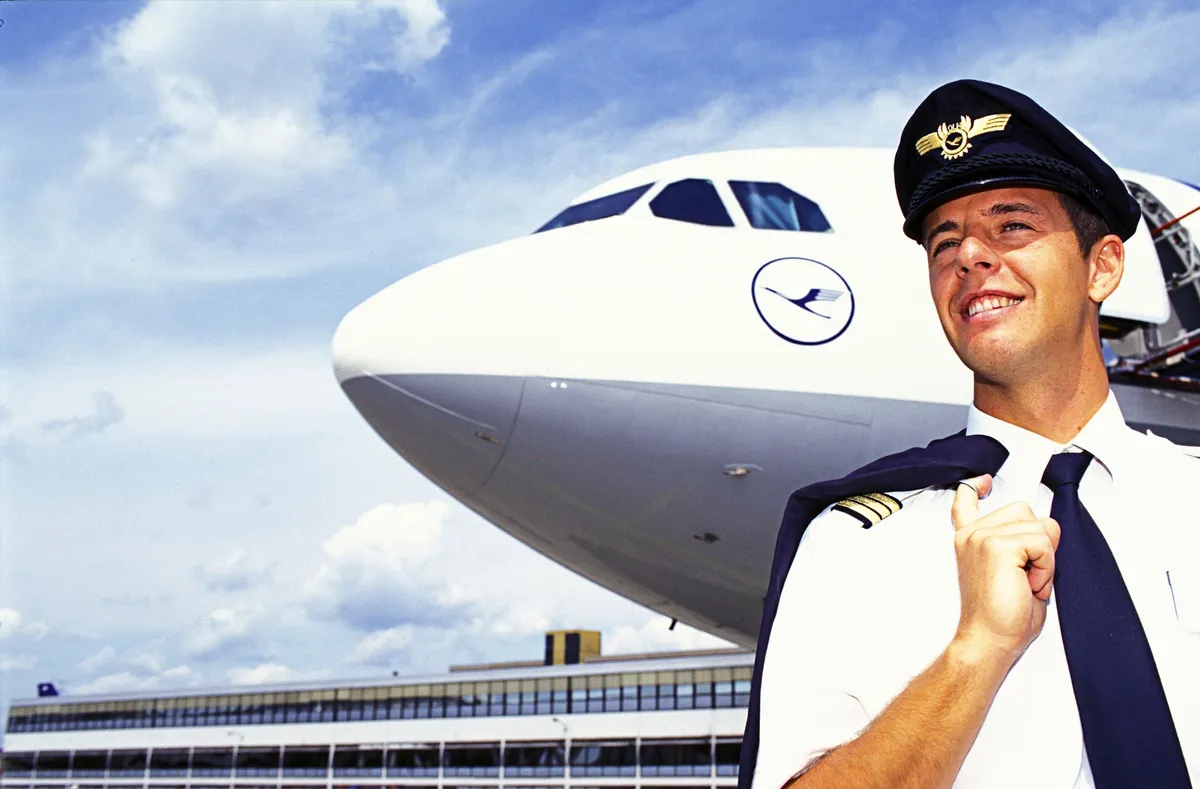 Pilot dekletu na letališču dal prtiček s sporočilom. "Takoj pobegni!"