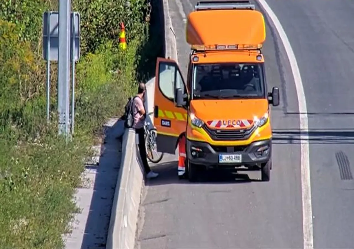 Še en nenavaden prizor s slovenskih cest. S kolesom kar po obvoznici