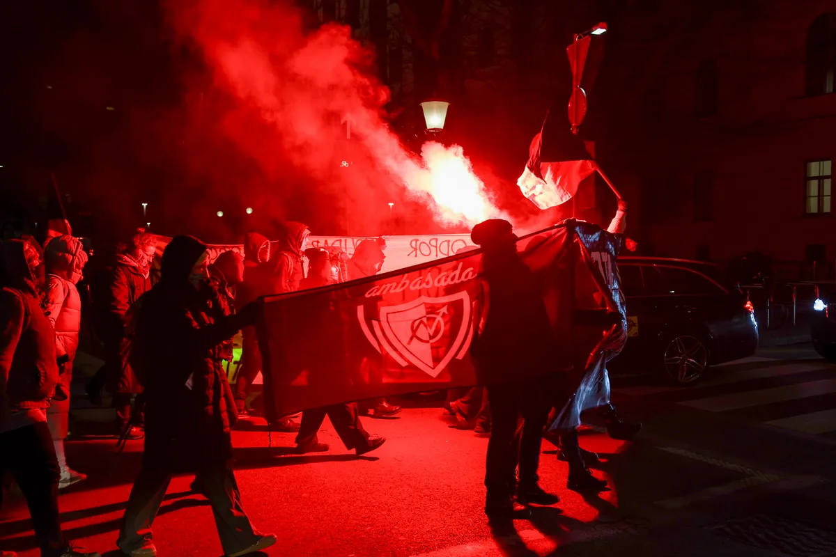 Pet let po izselitvi pred Rogom znova protestniki. Ob bruhanju ognja ...