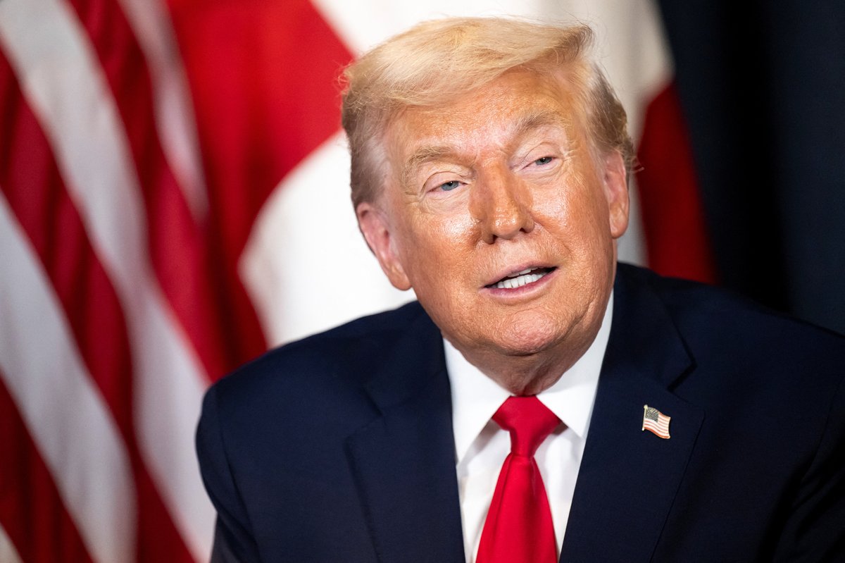 Donald Trump v Davosu Grenlandijo kar štirikrat zamešal za Islandijo
