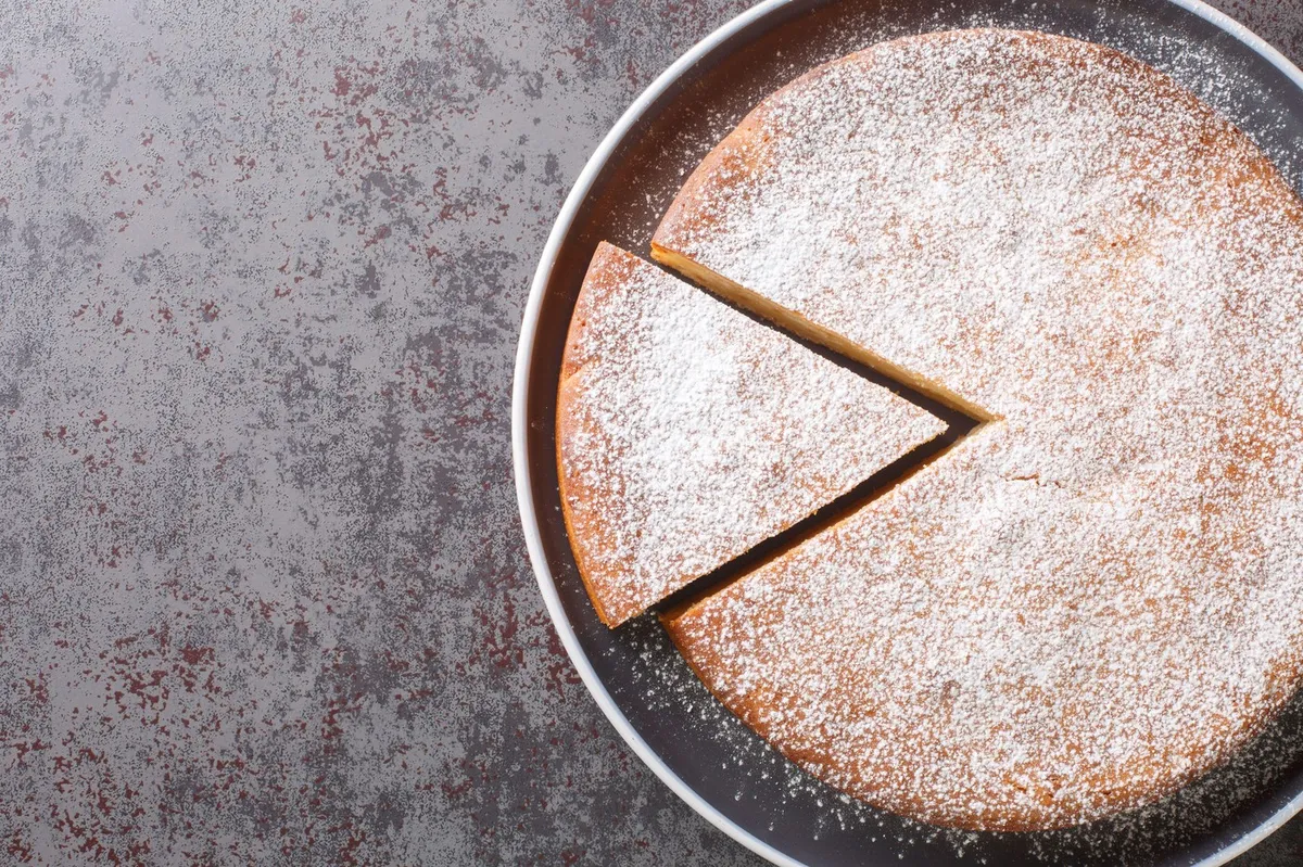 Minimalistična gola torta osvaja splet, potrebujete le 3 sestavine