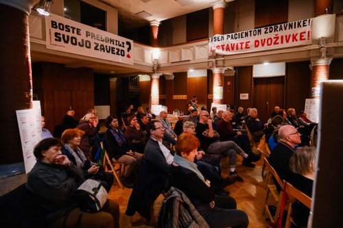Glas ljudstva kritičen do vlade: Izpolnila le malo zavez, nekaj jih je ...