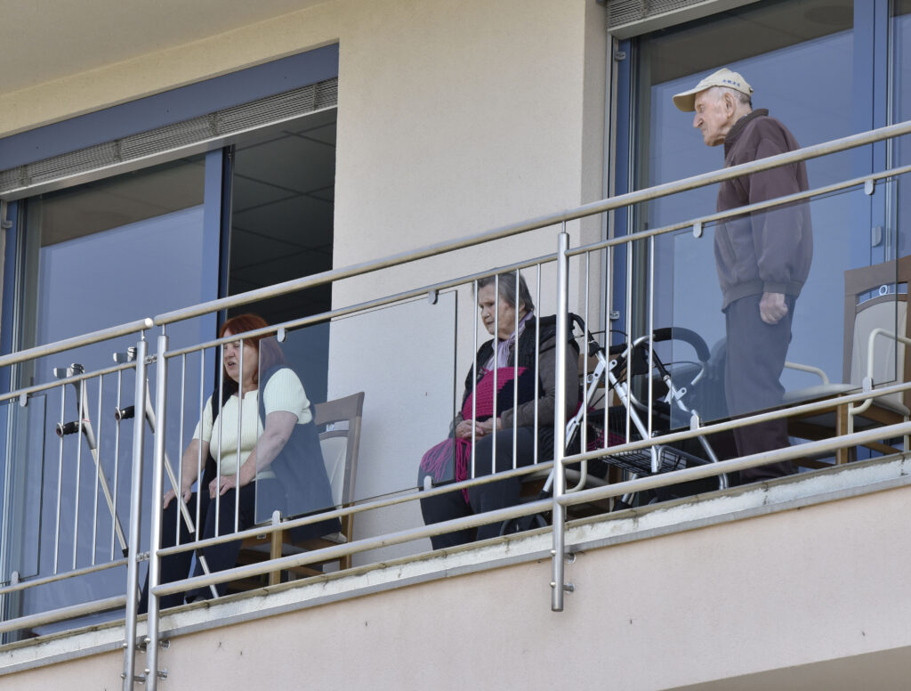 Prihaja nov obvezni prispevek za dolgotrajno oskrbo, a je nejasnosti še cel kup