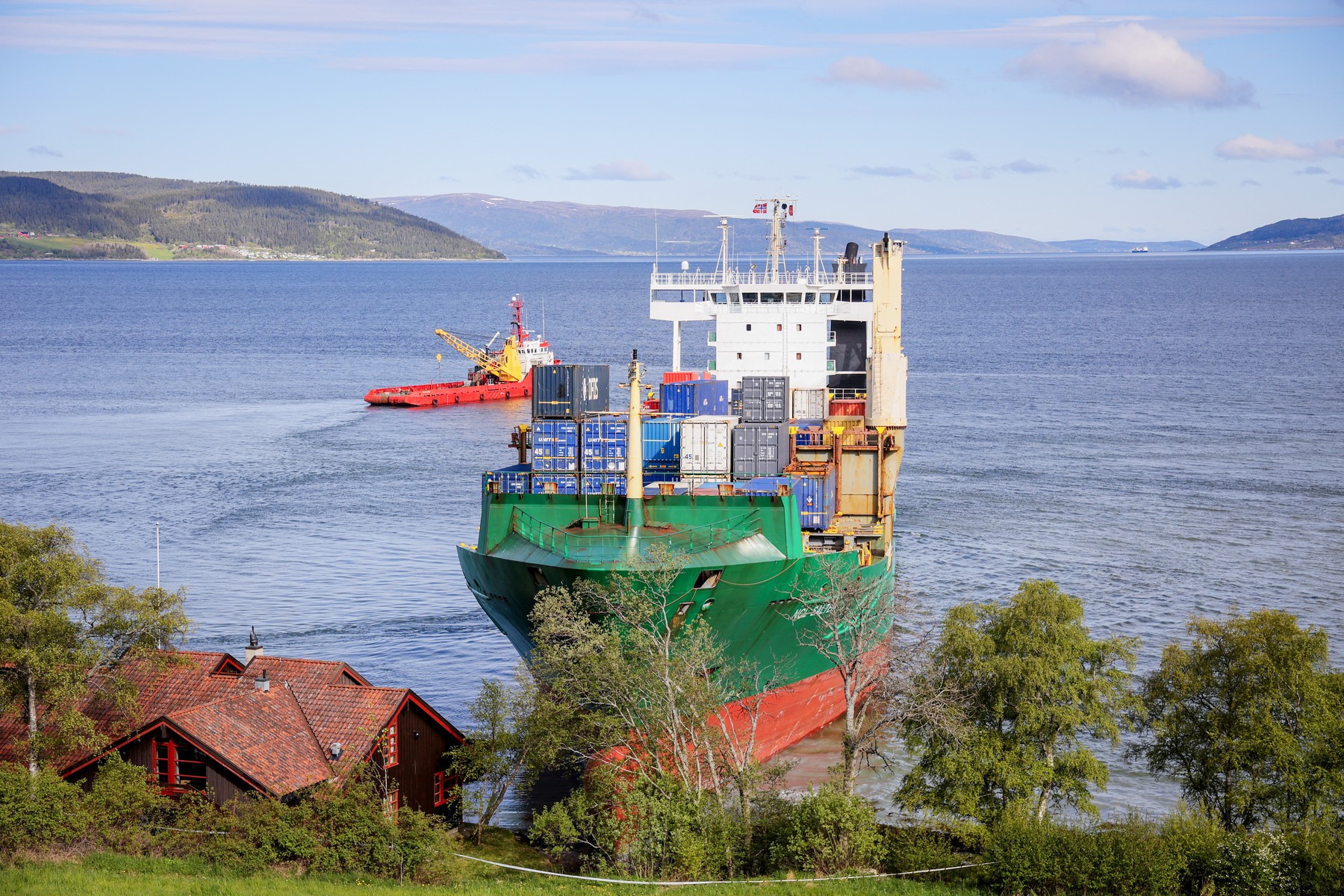 To pa je trden spanec! Ladja skoraj trčila v njegovo hišo, a se ni zbudil