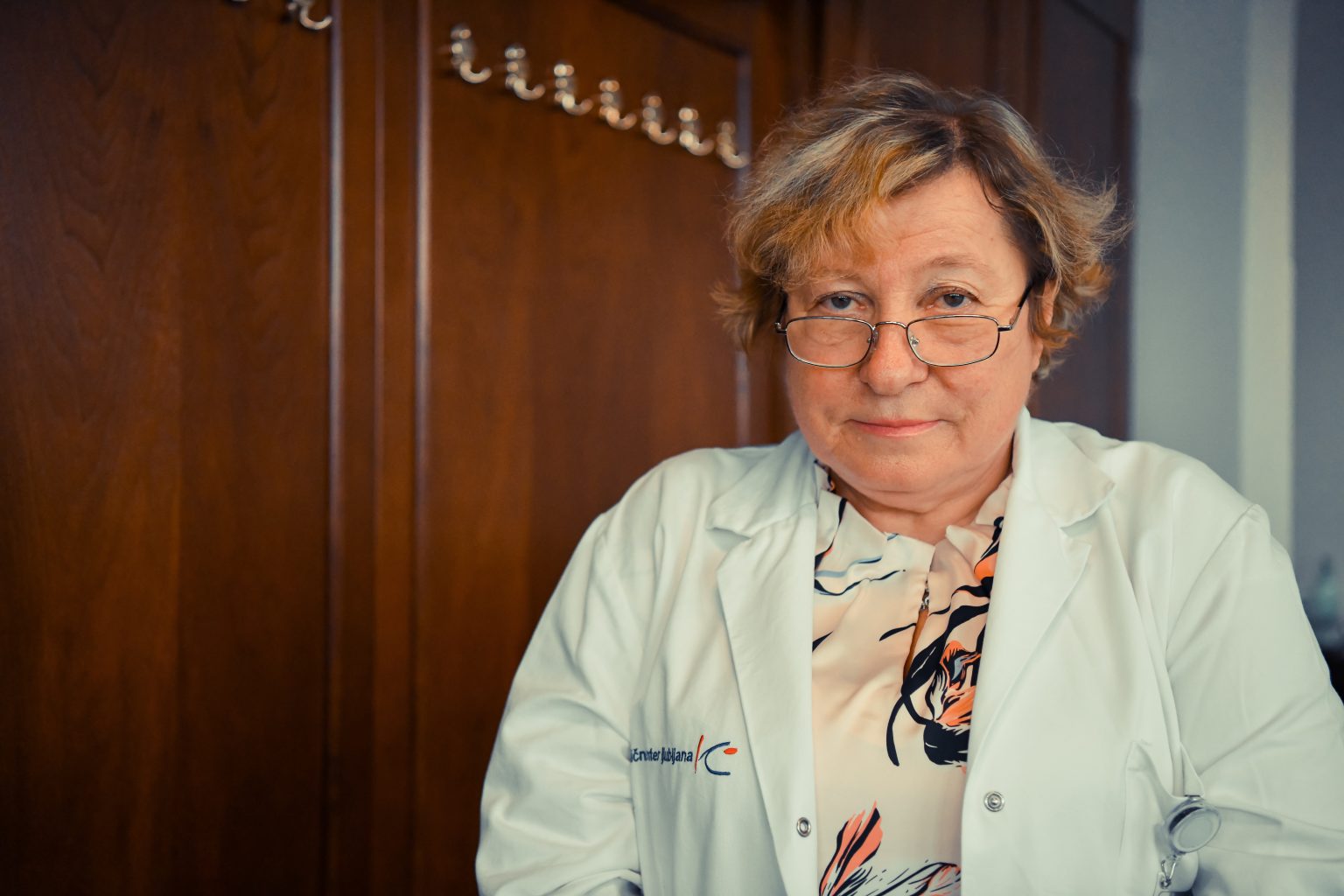 Infekcijska klinika tudi zaradi covida že nabito polna, gripa pa šele ...