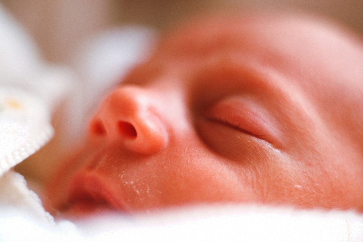 Na letalu v smeteh našli novorojenčka - N1