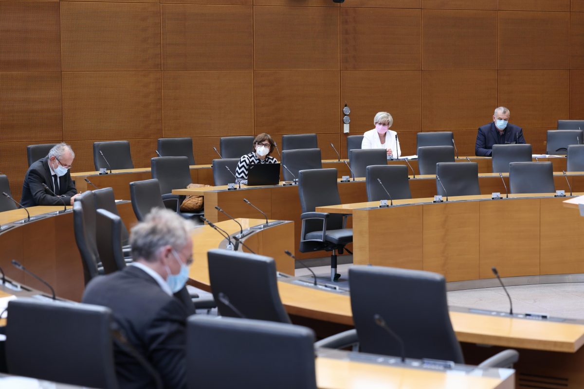 Odbor državnega zbora podprl predlog za regulacijo cen medicinskih pripomočkov - N1