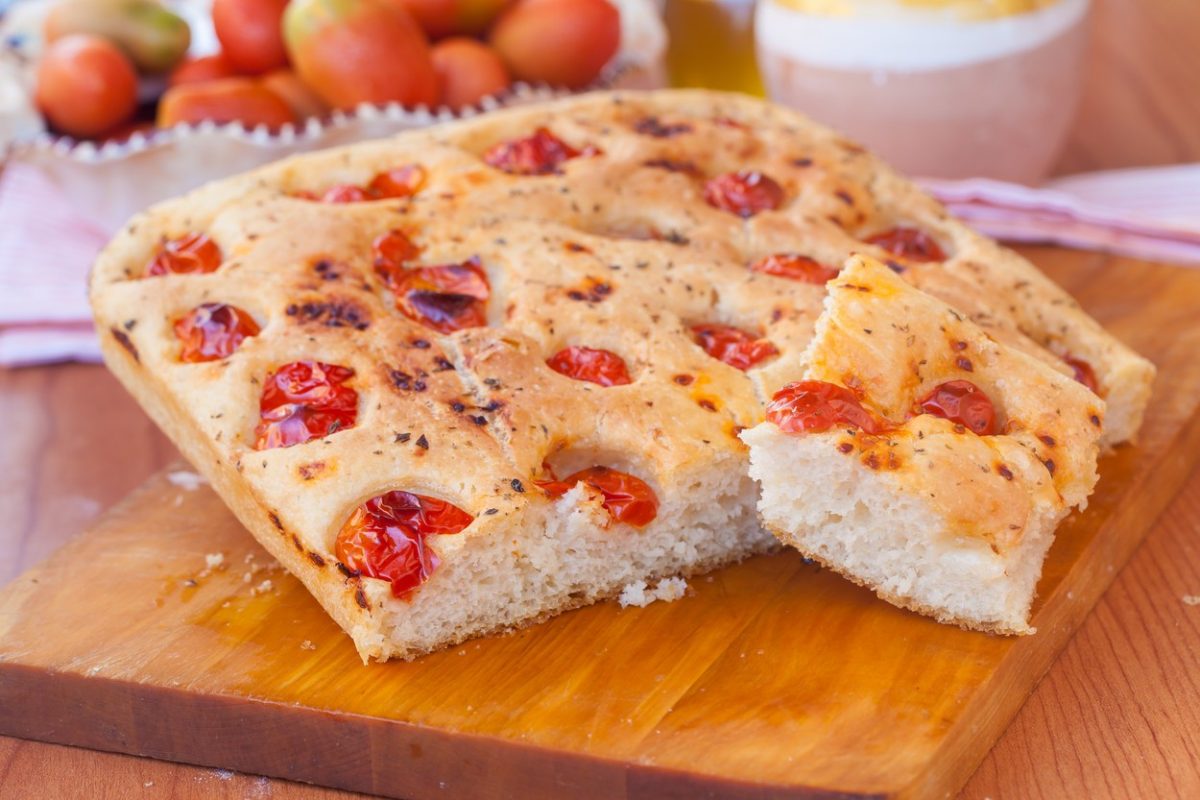 Recept: focaccia z olivami in paradižnikom - N1