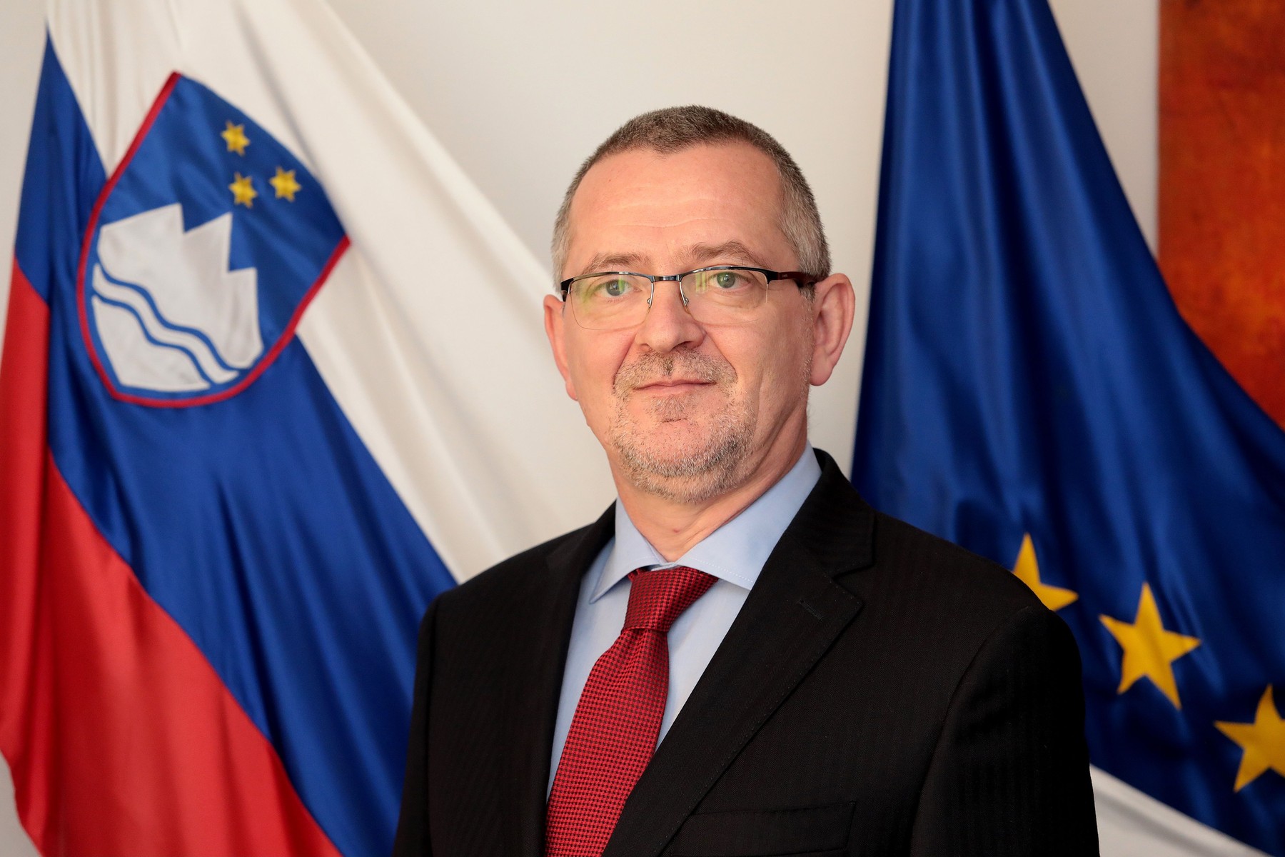 Odpravnik poslov Lesjak zapušča Kijev, tja se sčasoma vrača ...