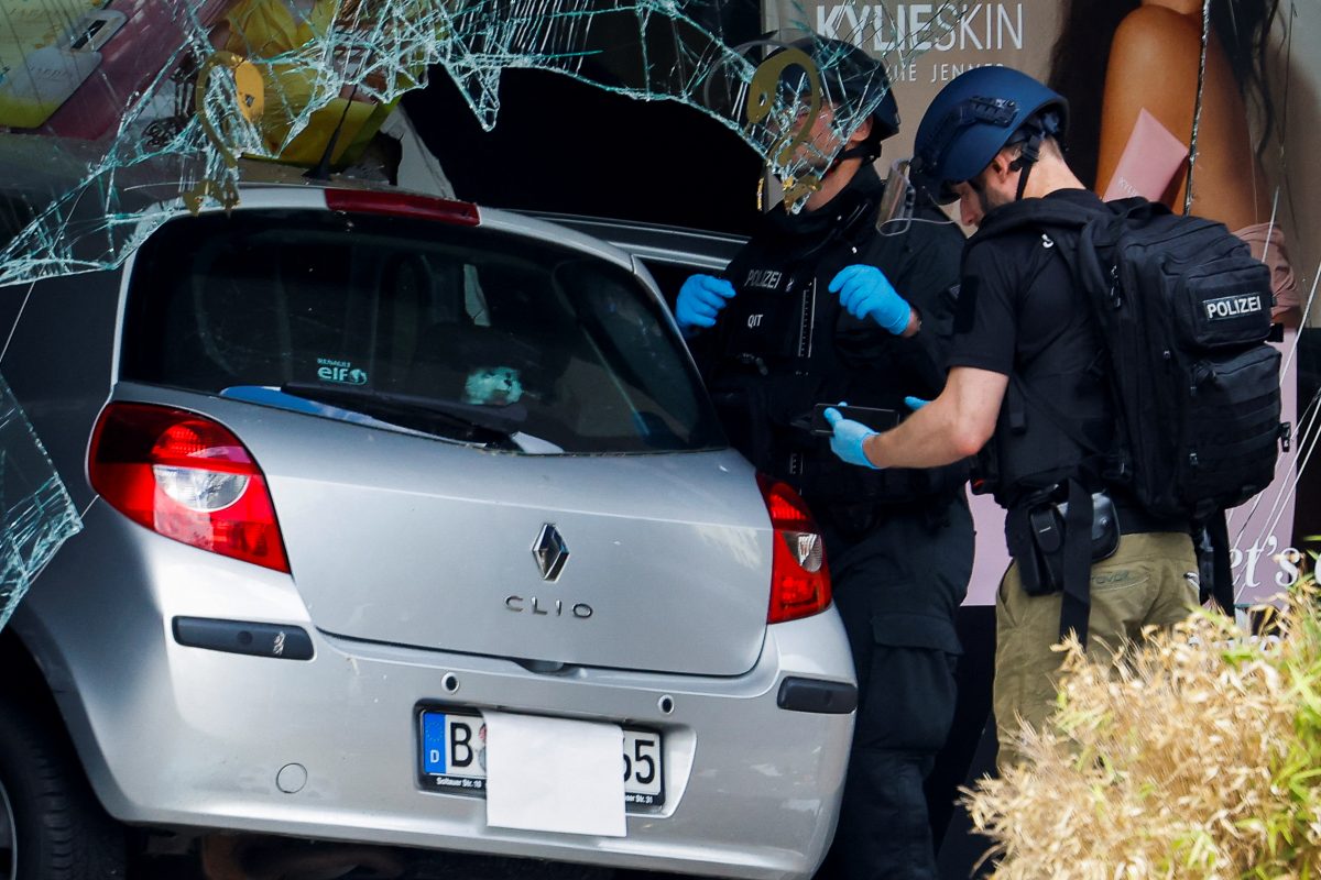 Voznik v Berlinu zapeljal v skupino ljudi - N1