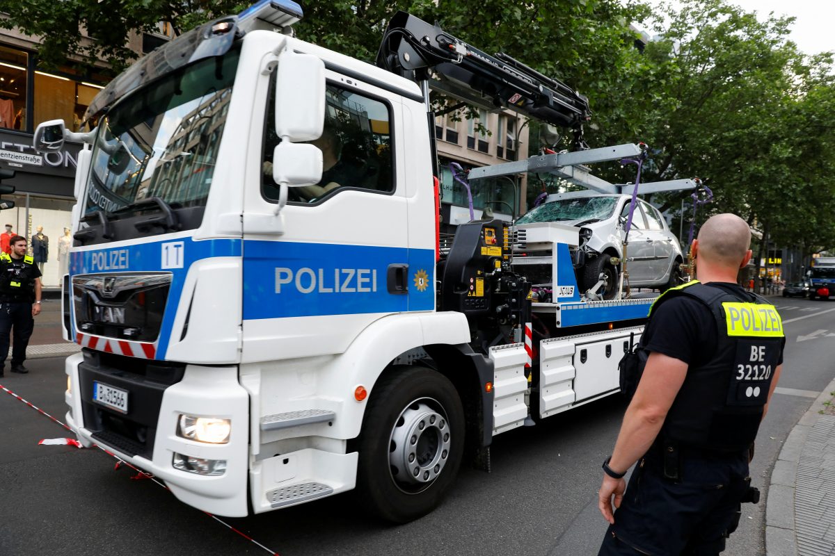 Berlin: voznik, ki je zapeljal v množico, ubil učiteljico in ranil učence - N1