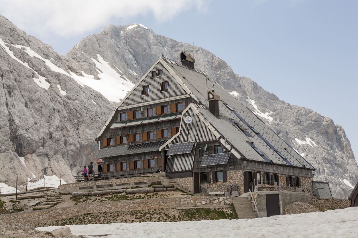 Podlasica pregrizla napeljavo na merilni postaji na Kredarici - N1