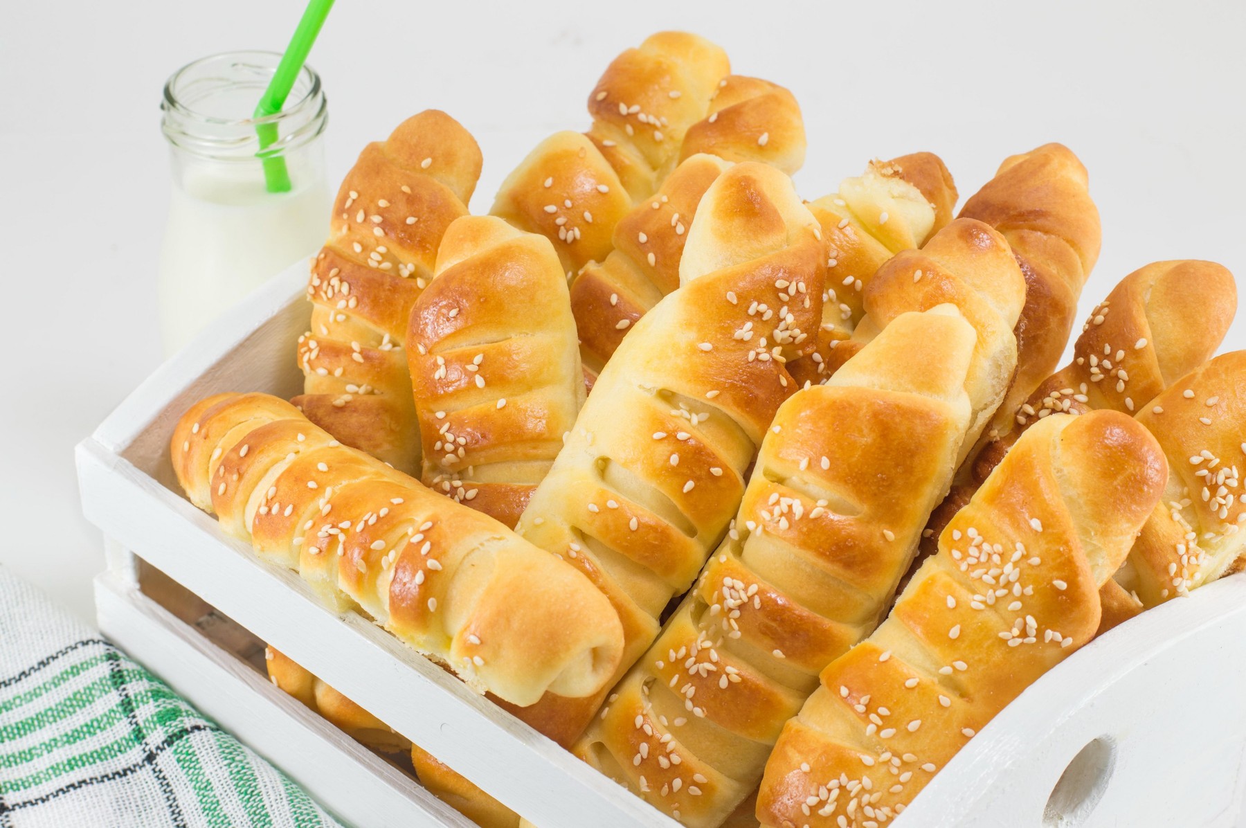 Recept: rogljički s sirom in šunko - N1