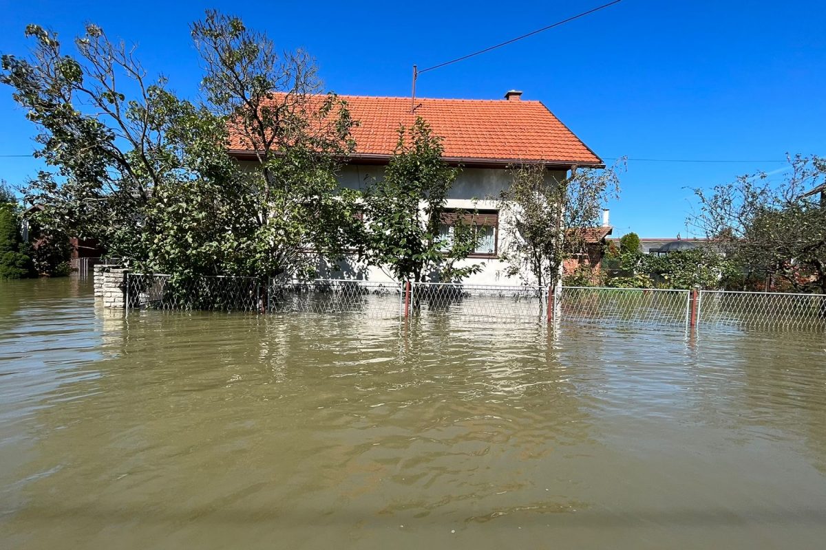 Razmere na Hrvaškem se počasi umirjajo, poplavni val potuje proti Sisku - N1