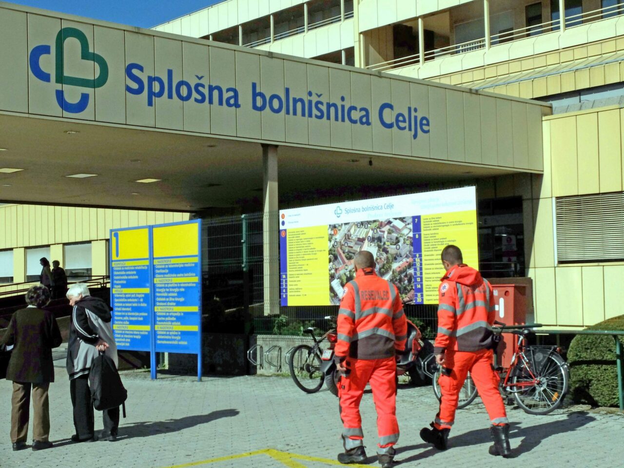 Bolnik celjske bolnišnice enemu zaposlenemu poškodoval roko, drugemu ...