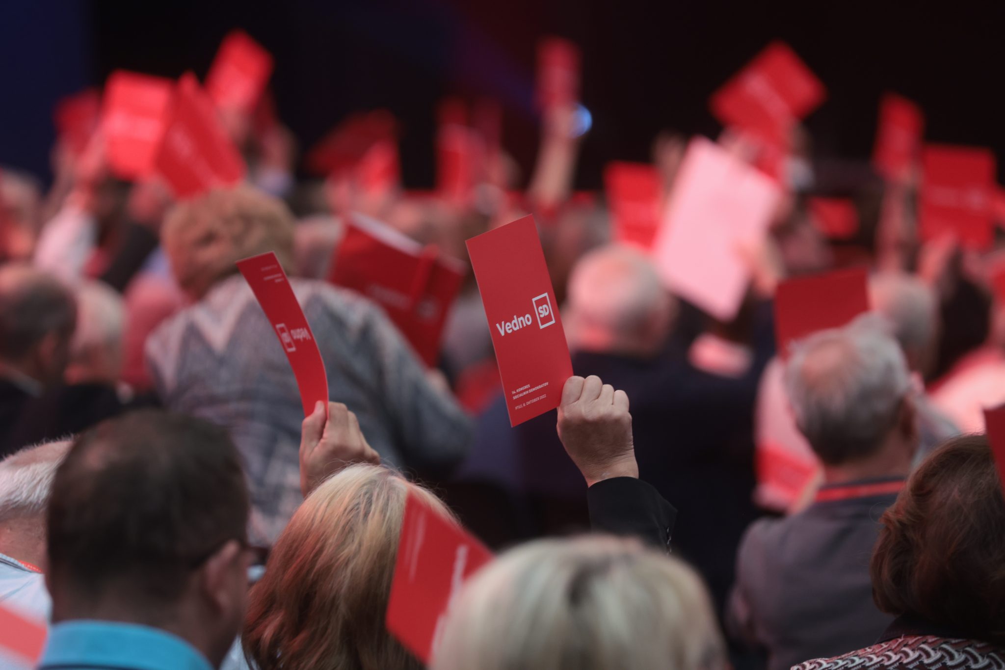 Kako politične stranke pri nas organizirajo izobraževanja in kdo jih ...