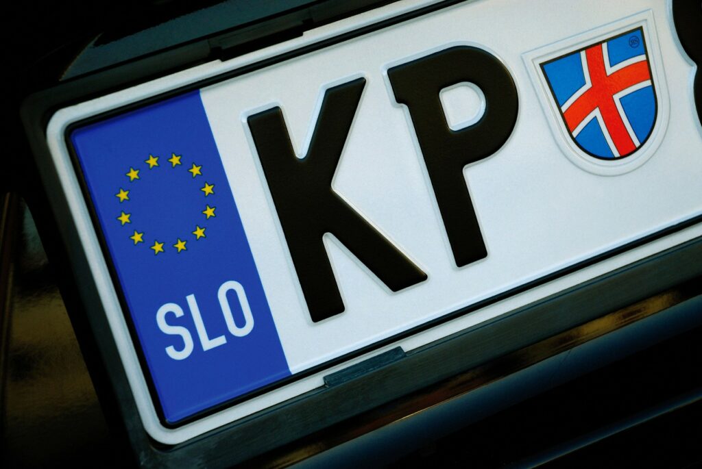 Registrske tablice po meri: kakšne so cene in kaj so pred leti ...