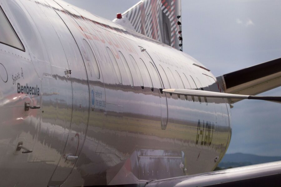 Letalu med letom iz Ljubljane v Sarajevo počilo vetrobransko steklo - N1