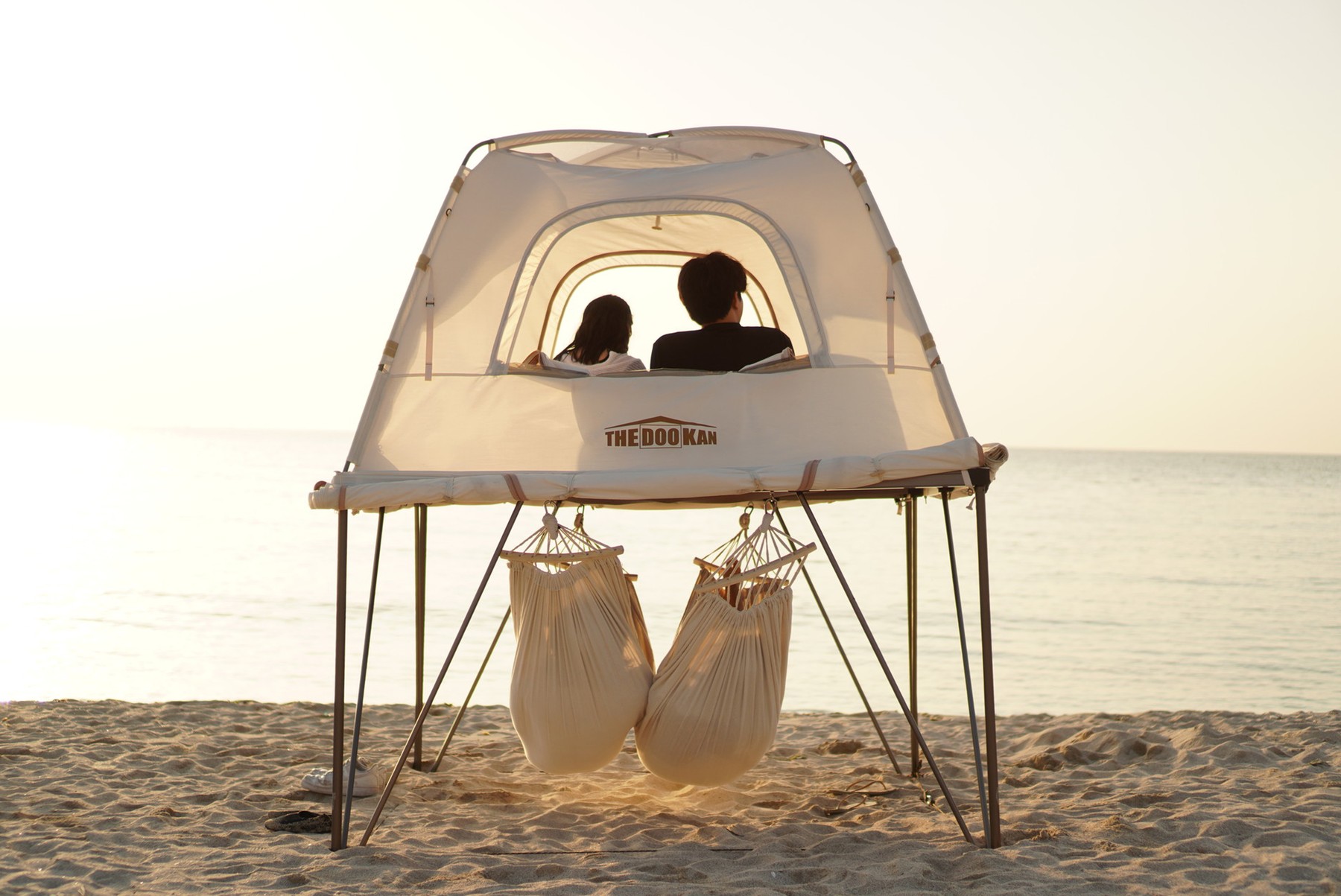 Dvonadstropni šotor na nogicah se postavi takoj in obljublja udobno ...