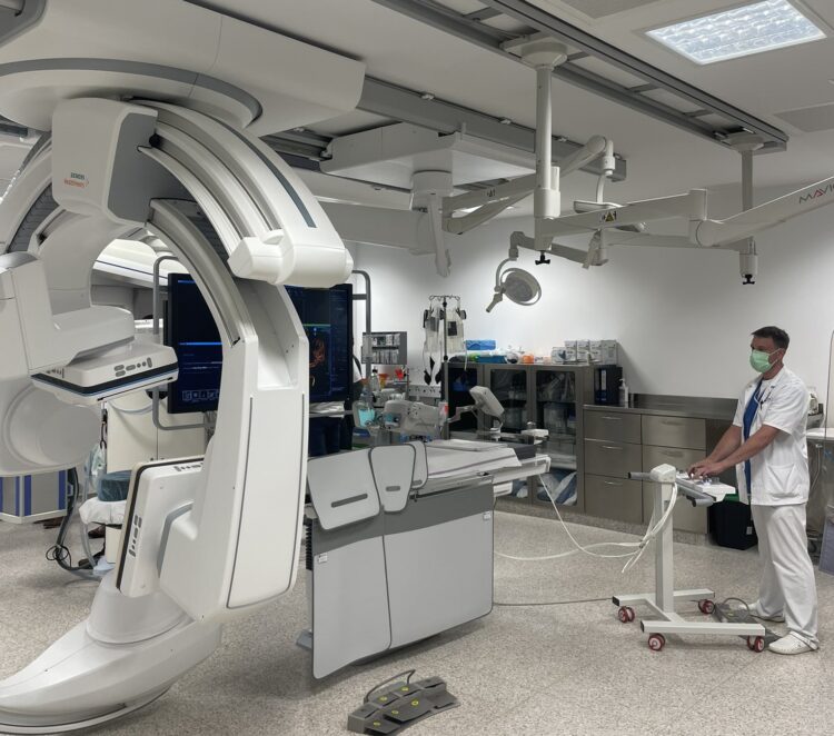 UKC Ljubljana bogatejši za najsodobnejšo napravo za posege in preiskave ...