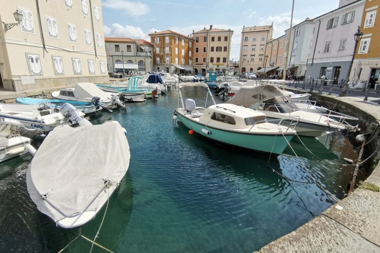 Beli grad, ki bdi nad Tržaškim zalivom, je poln zgodovine, zgodb in ...