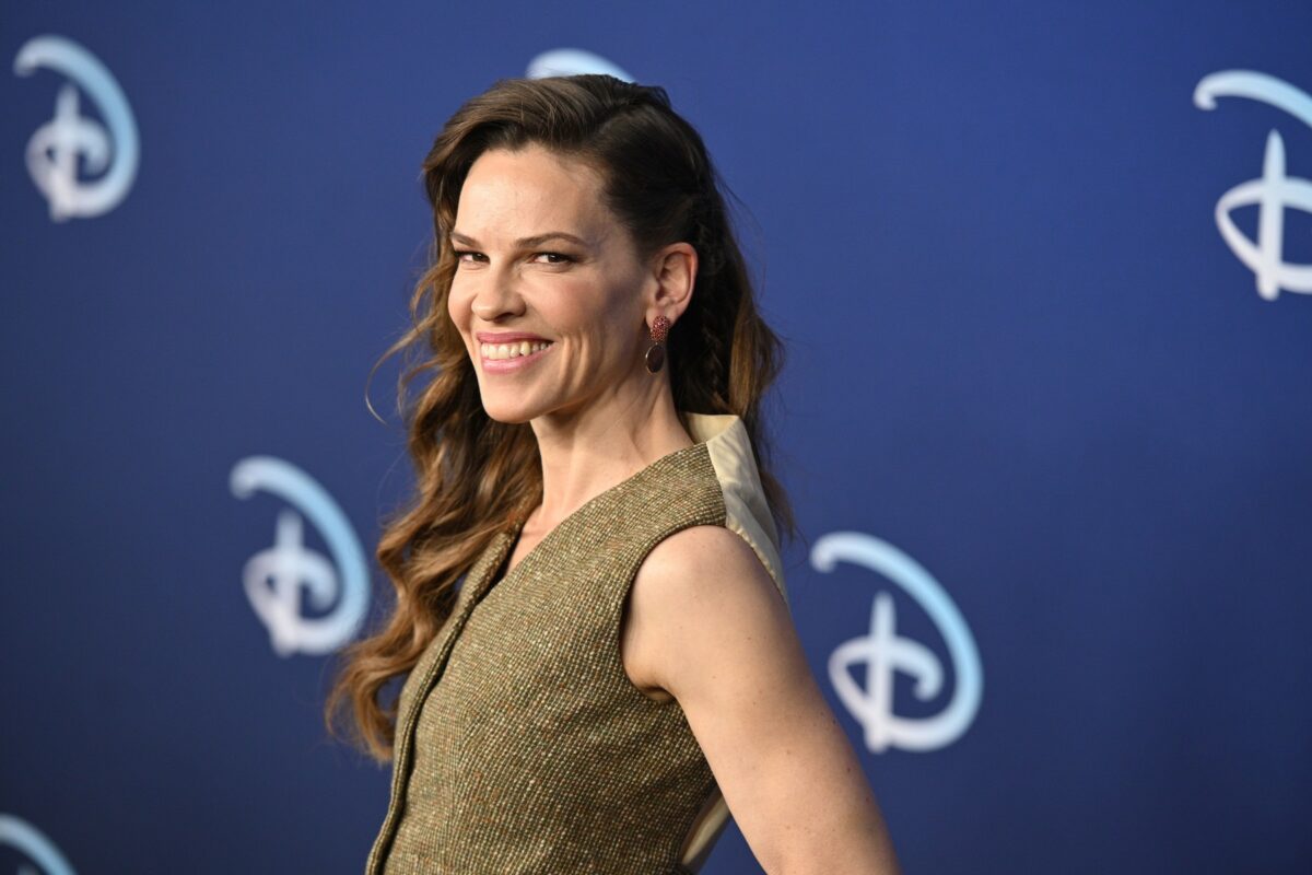 Sijoča Hilary Swank pokazala nosečniški trebuh - N1