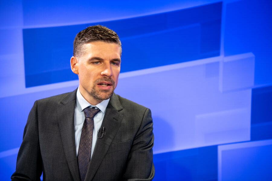 Mlajši moški v Metliki udaril nosilca liste SLS na evropskih volitvah - N1