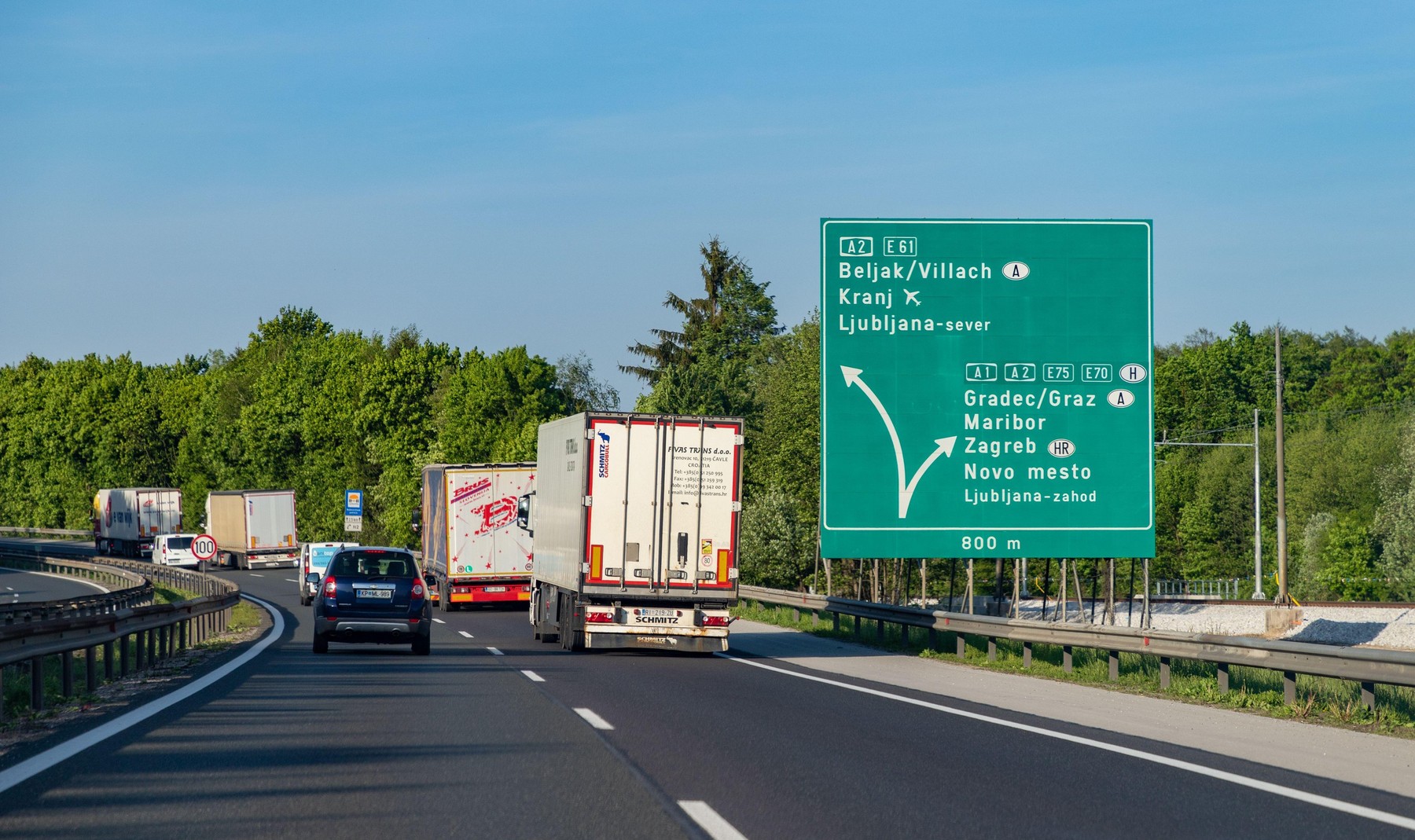 Zakaj so prometni znaki na avtocesti zeleni? - N1