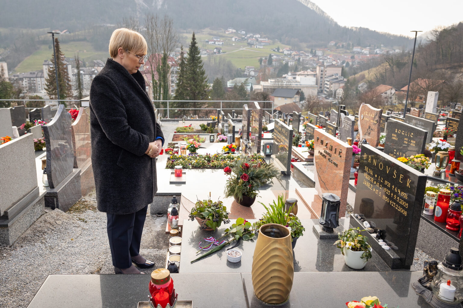 Nataša Pirc Musar ob 15. obletnici smrti Janeza Drnovška obiskala njegov grob - N1