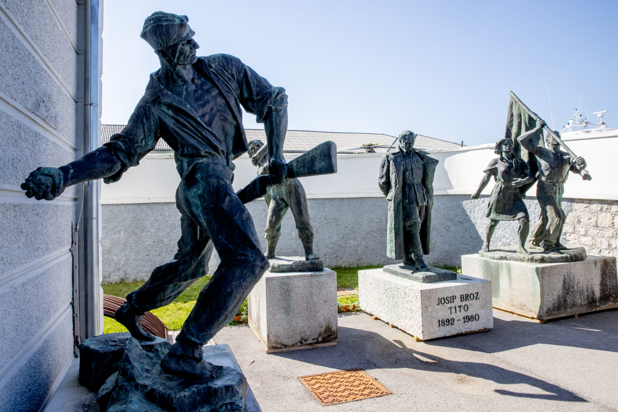 Se zbirka bronastih kipov iz vojaškega muzeja vendarle vrača v park ...