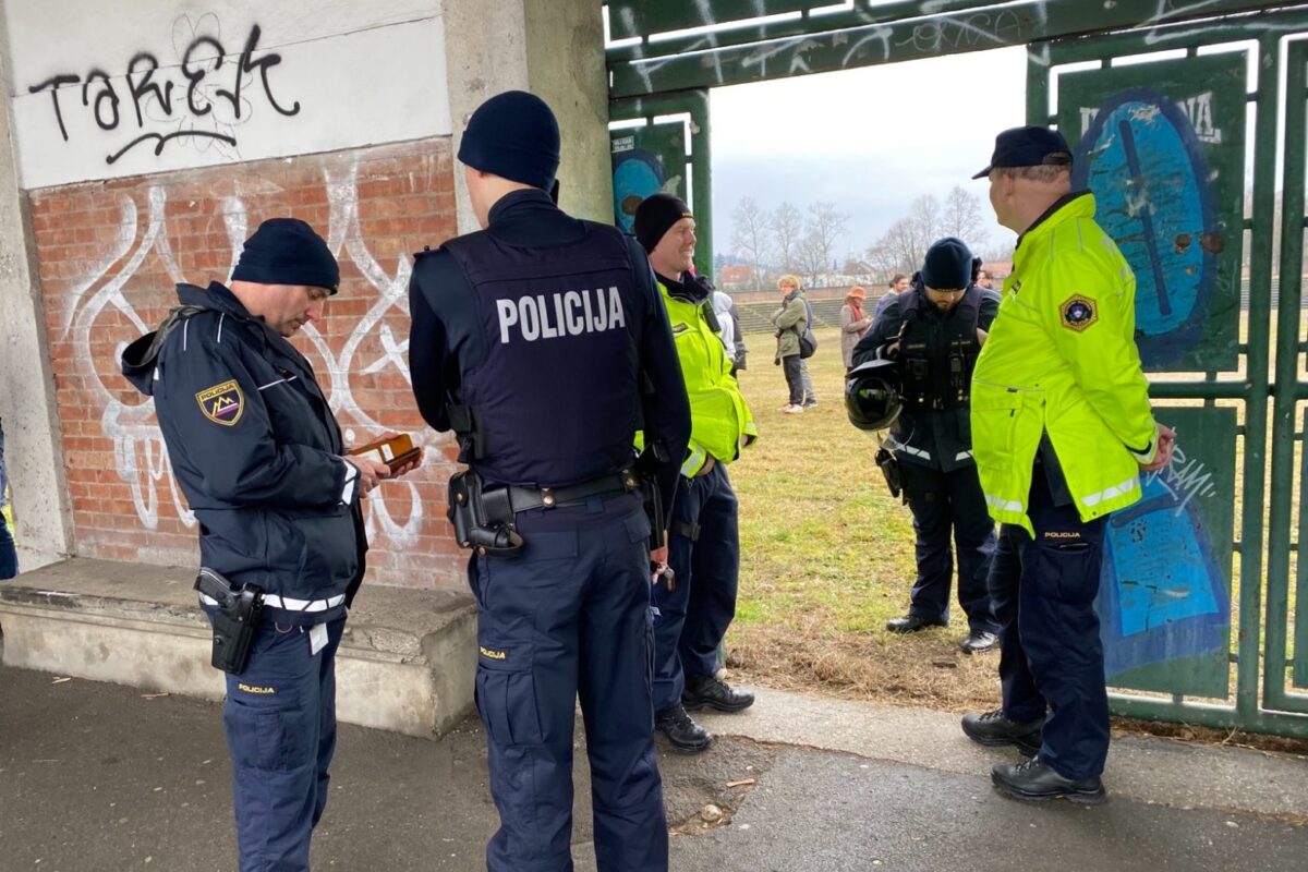 Podnebni štrajk: mladi zavzeli bežigrajski stadion, policisti so jih popisali - N1