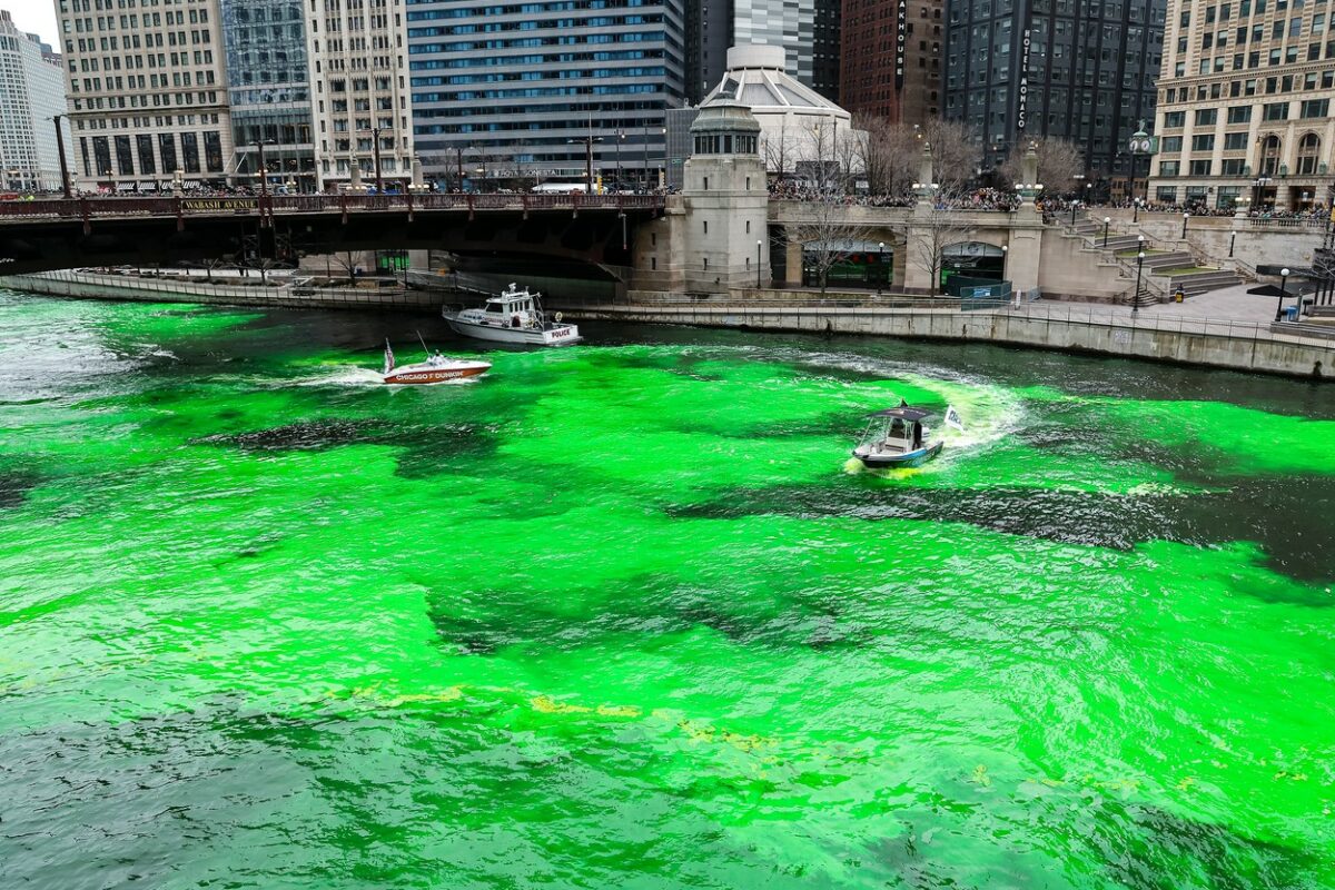 Zakaj te dni skozi Chicago teče reka živo zelene barve? (FOTO & VIDEO) - N1