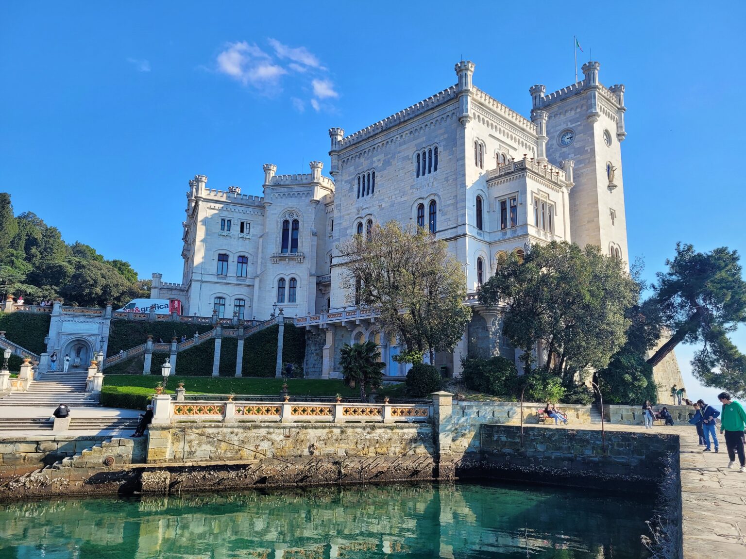 Beli grad, ki bdi nad Tržaškim zalivom: prva lastnika je doletela ...