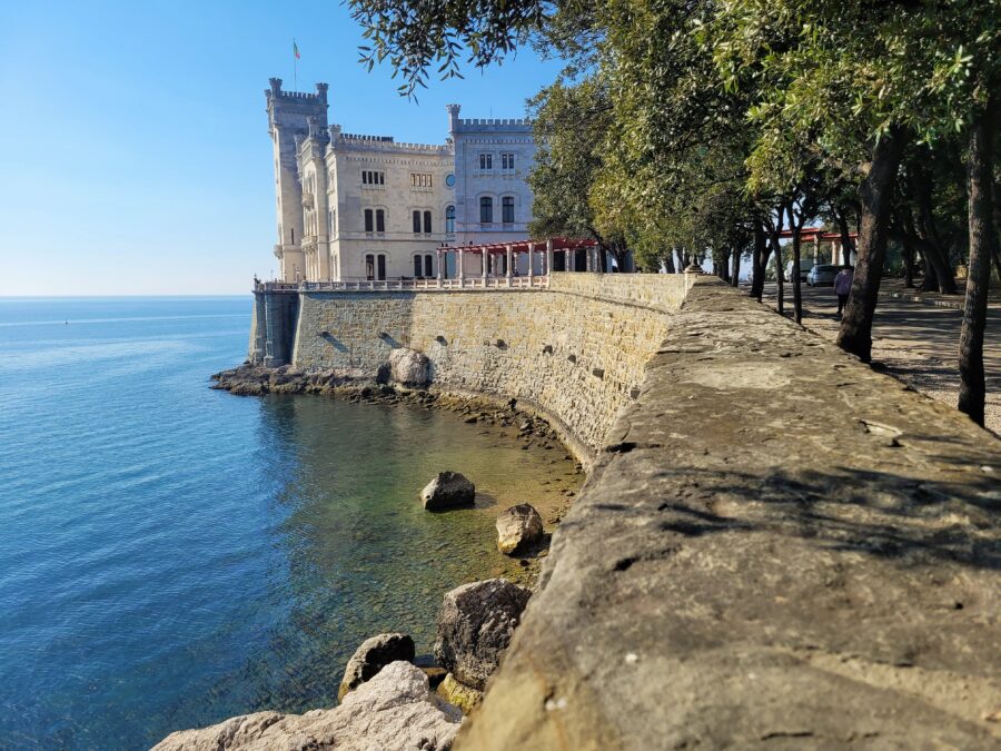 Beli grad, ki bdi nad Tržaškim zalivom: prva lastnika je doletela ...