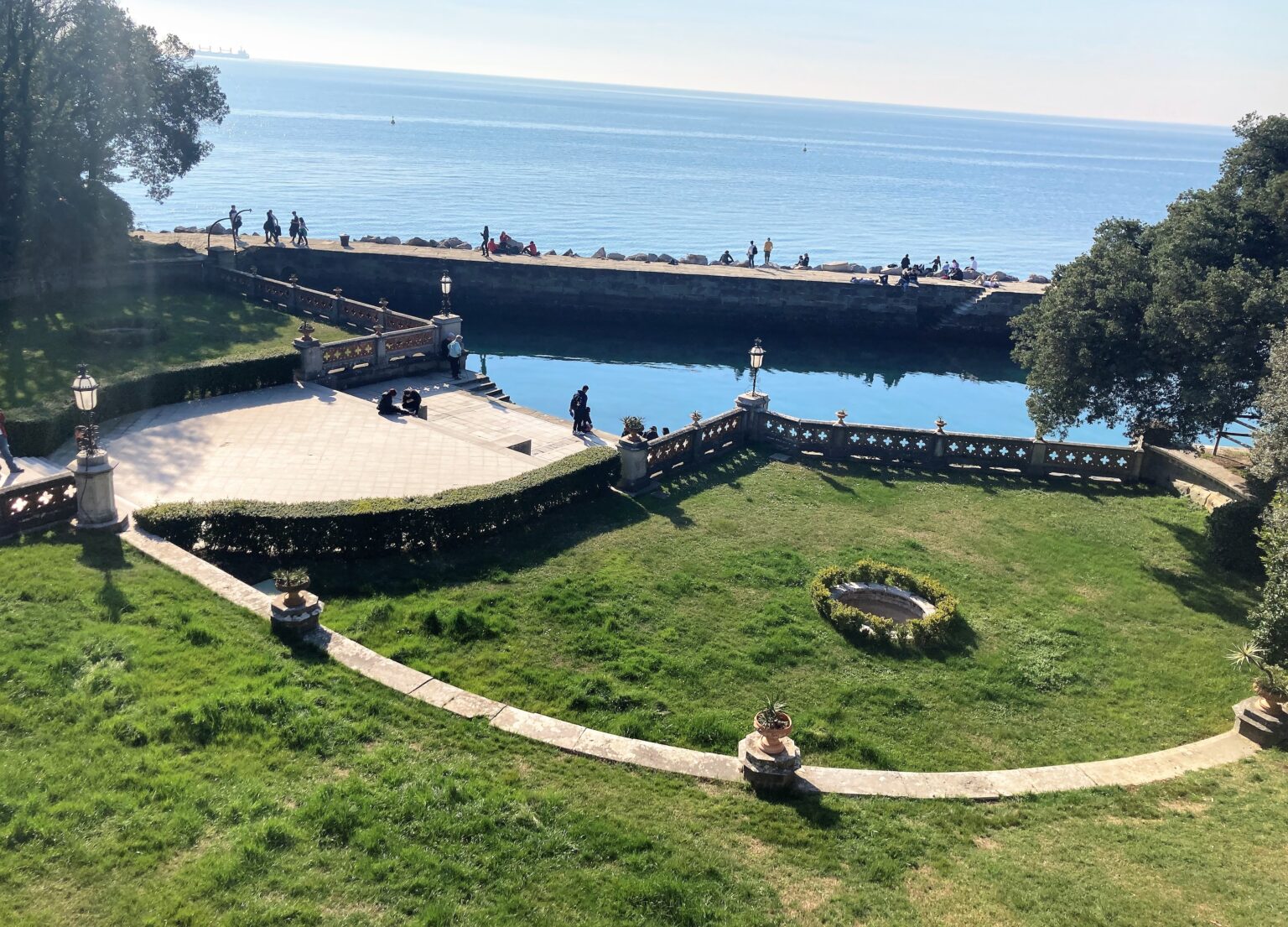 Beli grad, ki bdi nad Tržaškim zalivom: prva lastnika je doletela ...