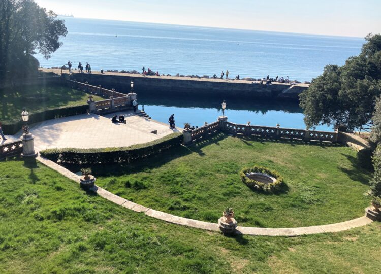 Beli grad, ki bdi nad Tržaškim zalivom: prva lastnika je doletela ...