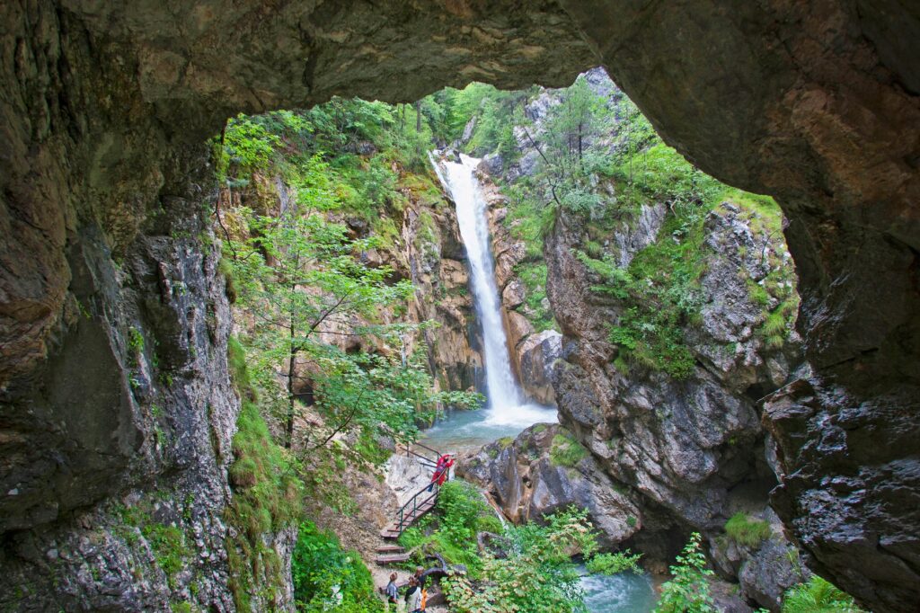 Beli grad, ki bdi nad Tržaškim zalivom: prva lastnika je doletela ...