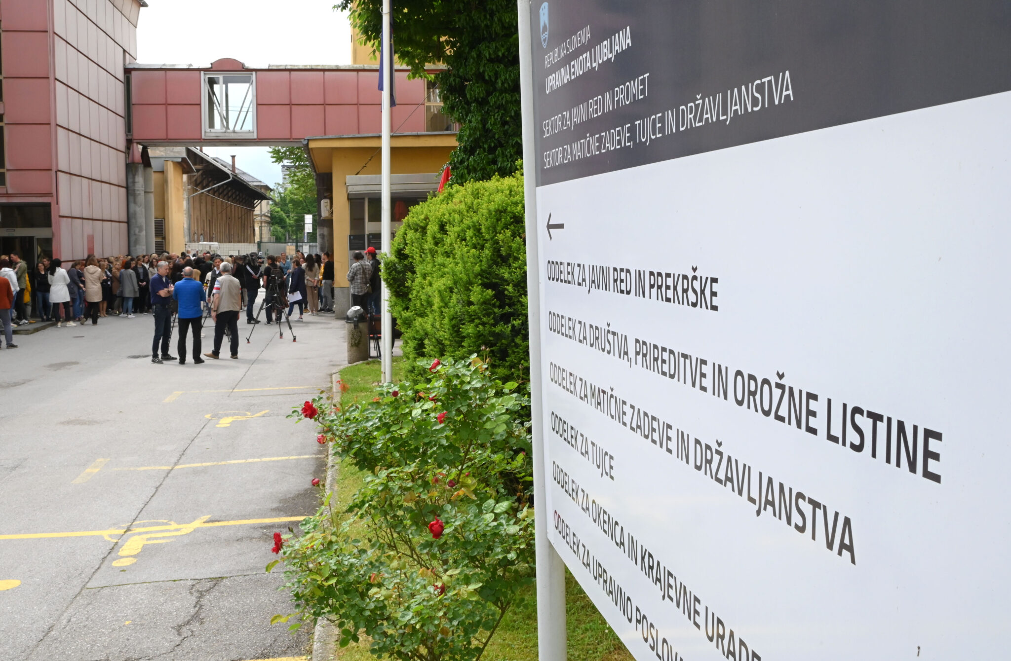 Vlada: Stavka vse manj upravnih enot. Sindikat: Ker so jim trgali od plače - N1