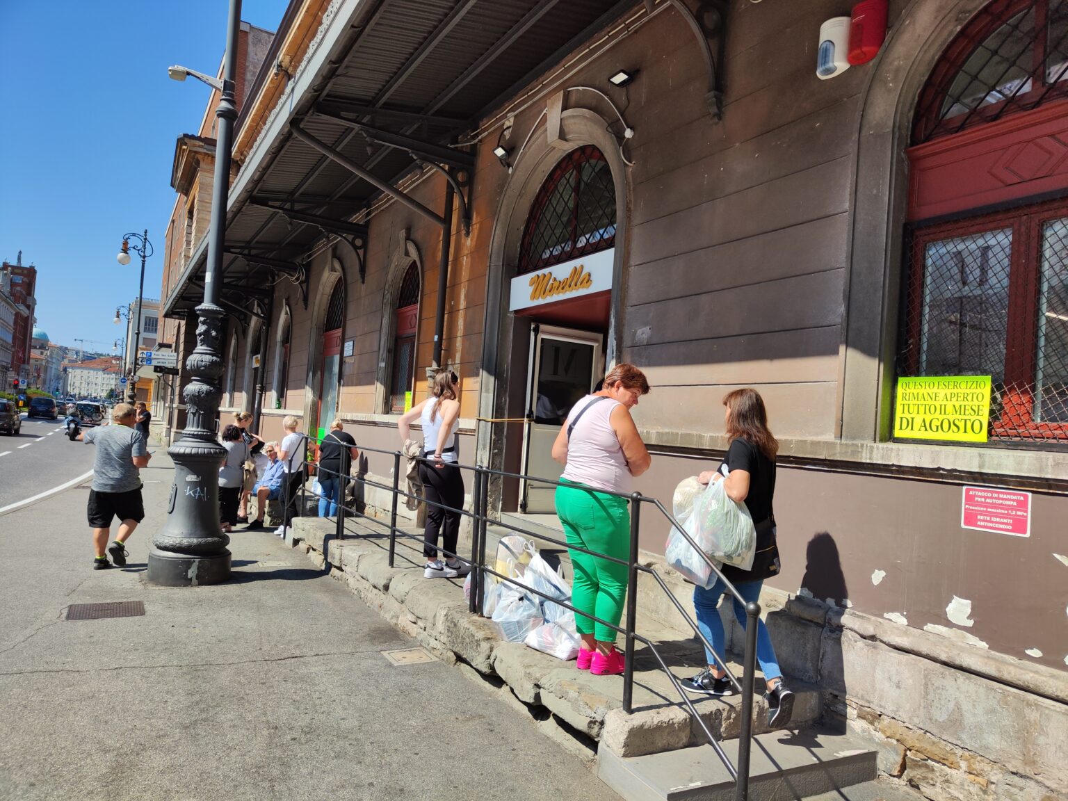 Nakupovanje v slavni Mirelli v Trstu: nizke cene, prerivanje in potna ...