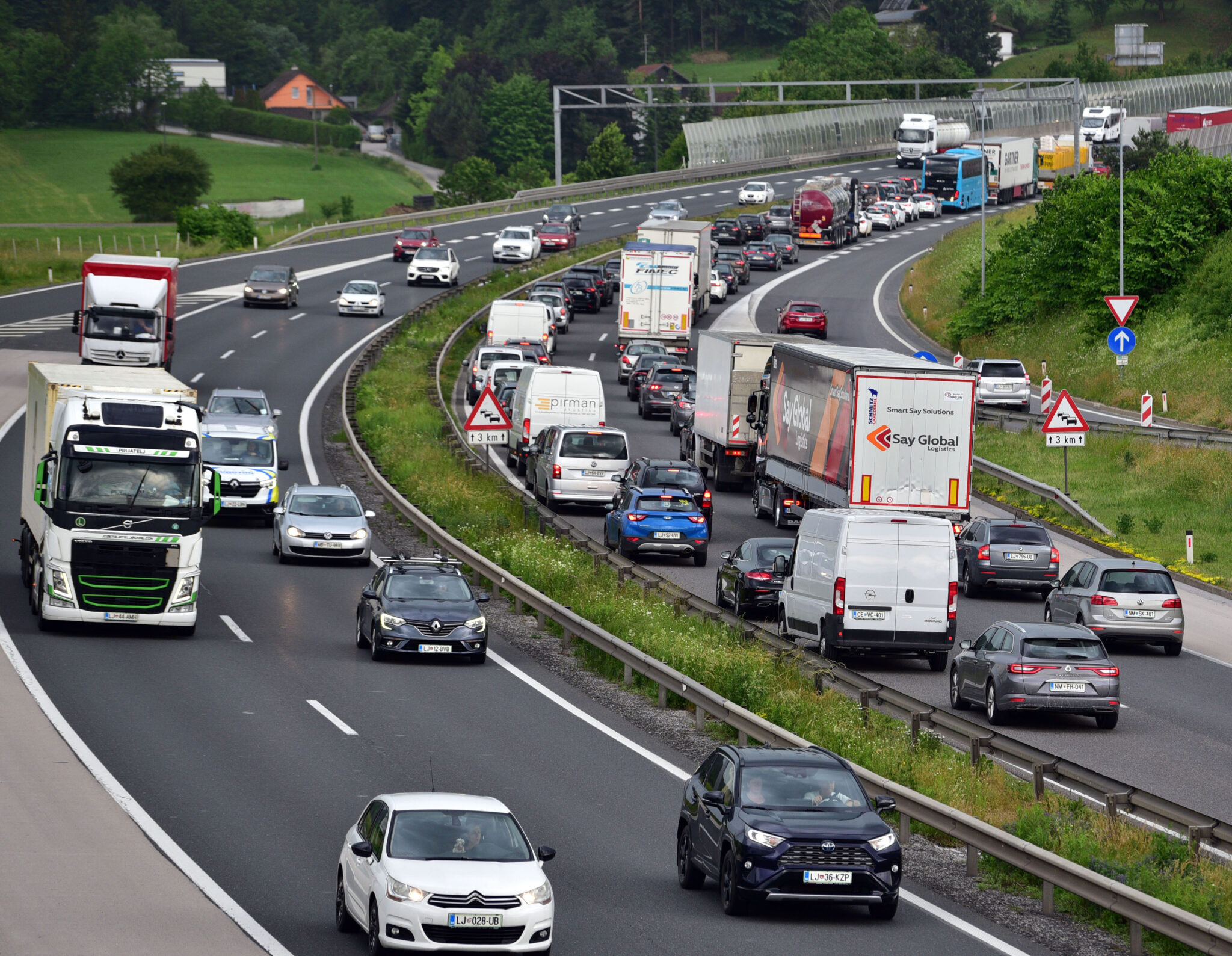 Poleti bo ob sobotah na slovenskih cestah manj tovornjakov - N1