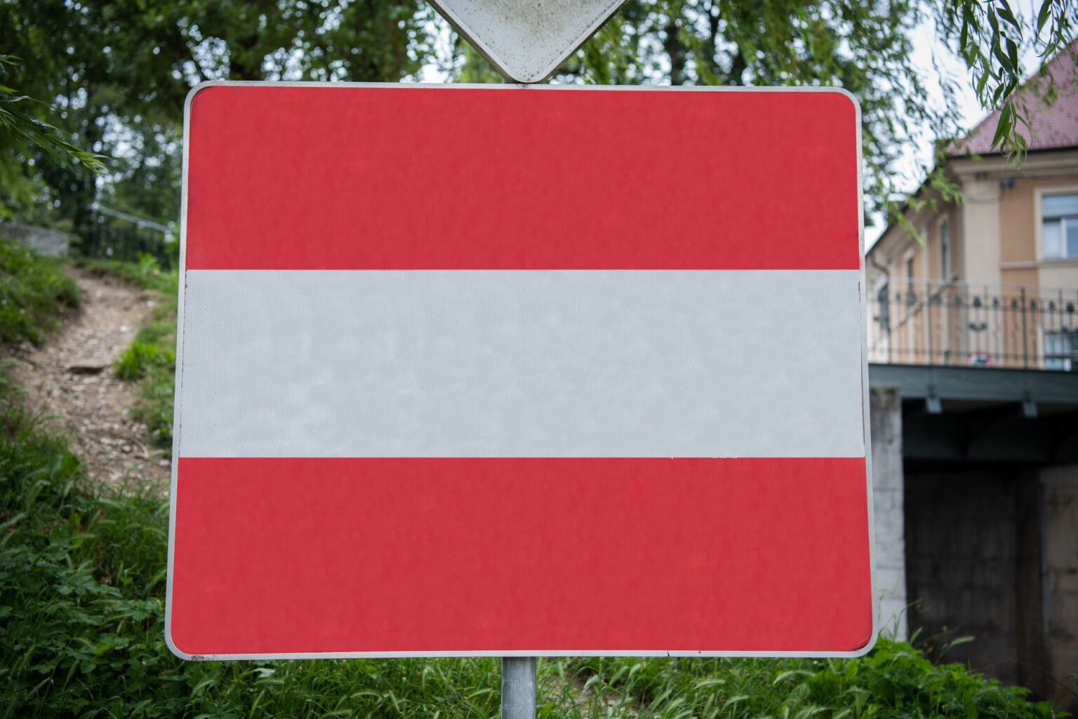 Kaj označuje nenavaden znak v Ljubljani, ki spominja na avstrijsko ...