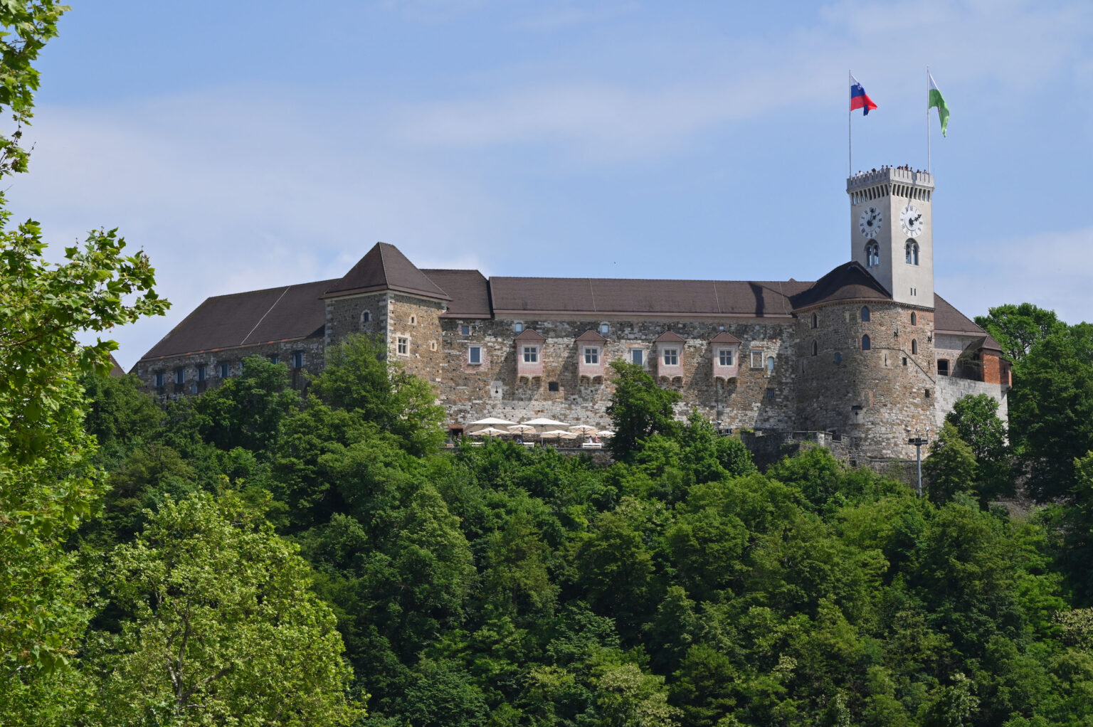 Kam je izginila slovenska zastava na ljubljanskem gradu? - N1