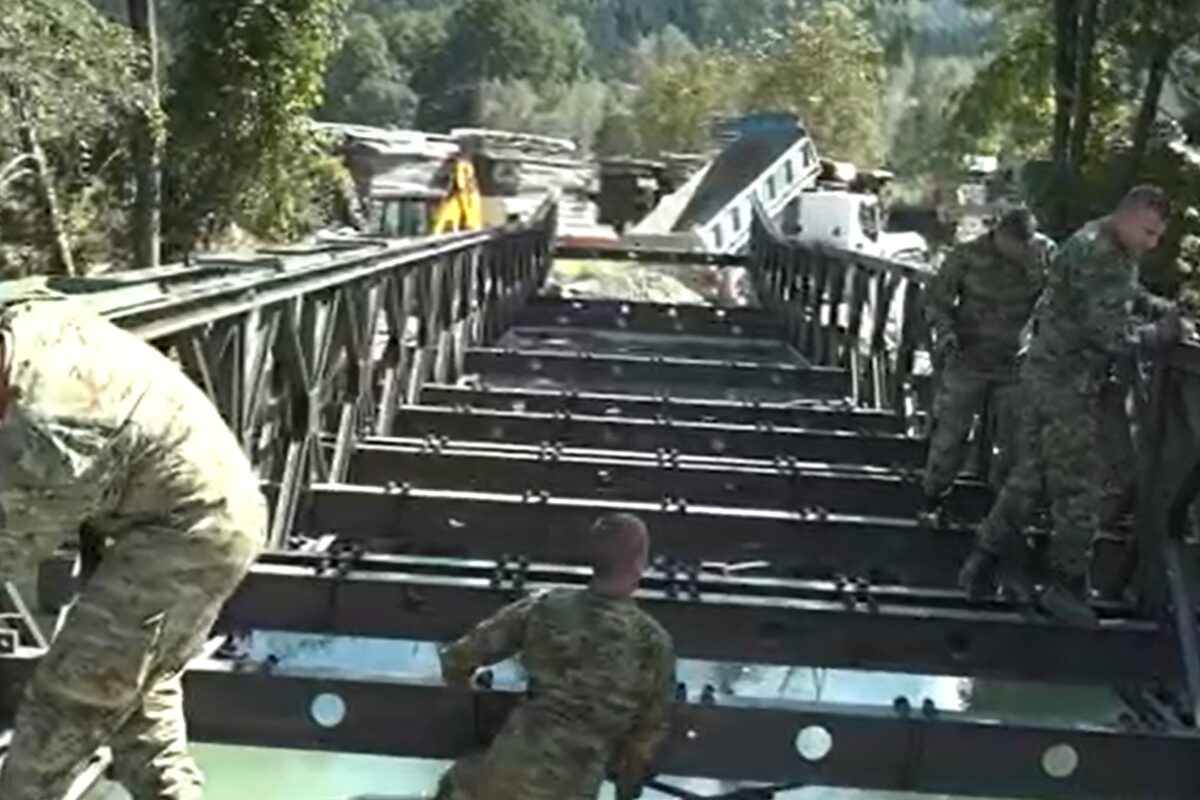 Kako poteka postavljanje montažnega mostu čez Dreto v Nazarjah? (VIDEO ...