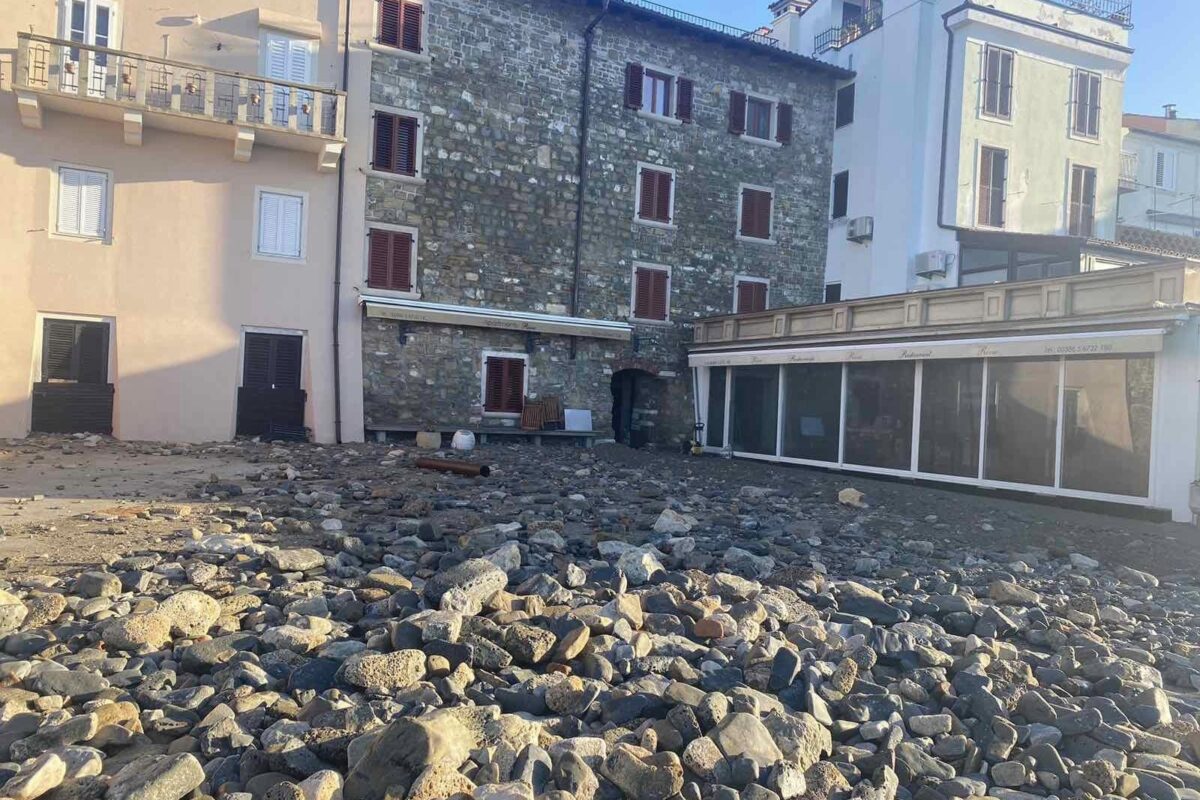 Gasilec po uničenju lokalov na obali: "Sem Pirančan, a takih valov ne ...