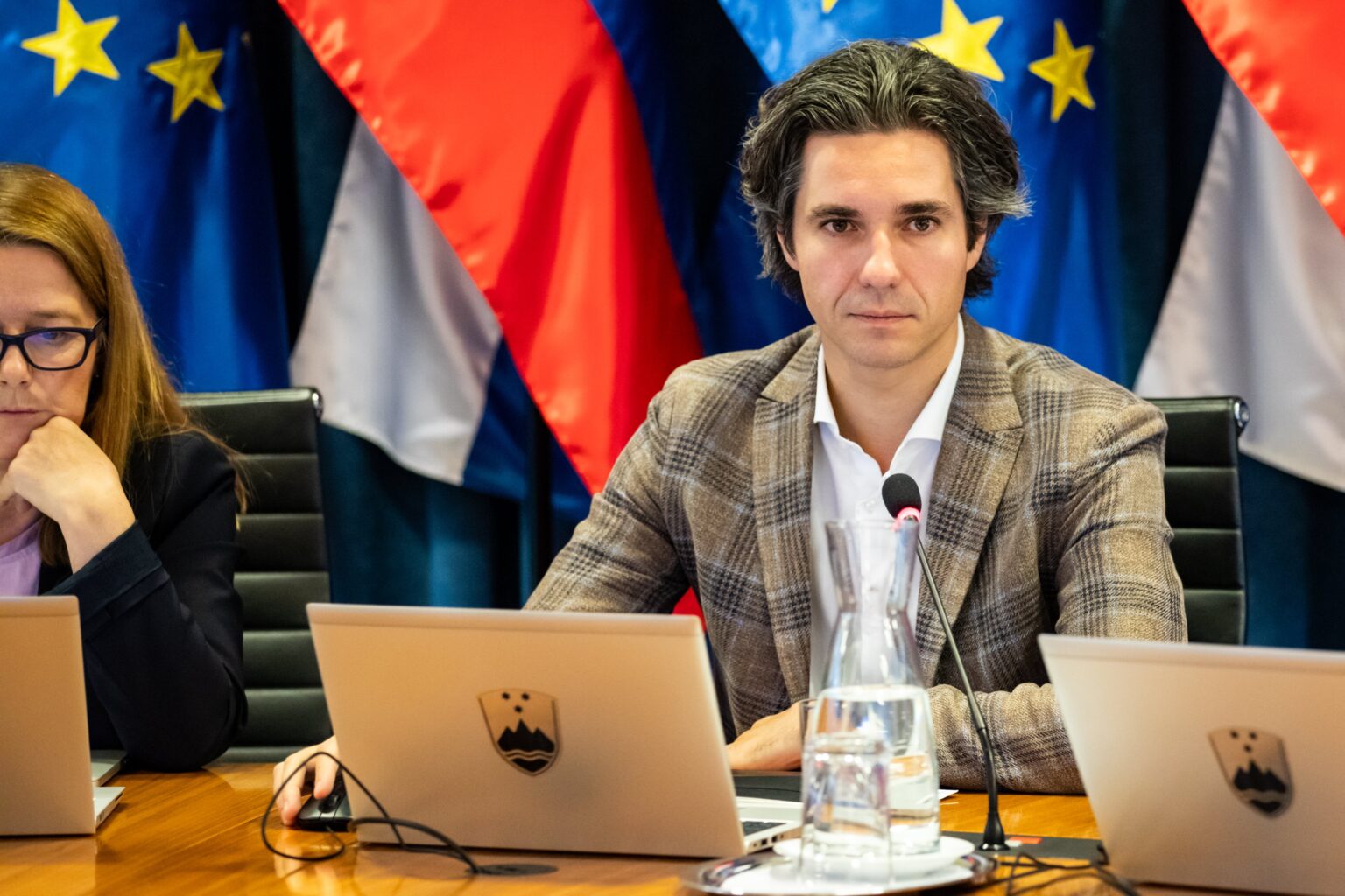 Premier Golob ostaja na bolniški, sejo vlade vodil podpredsednik Mesec - N1